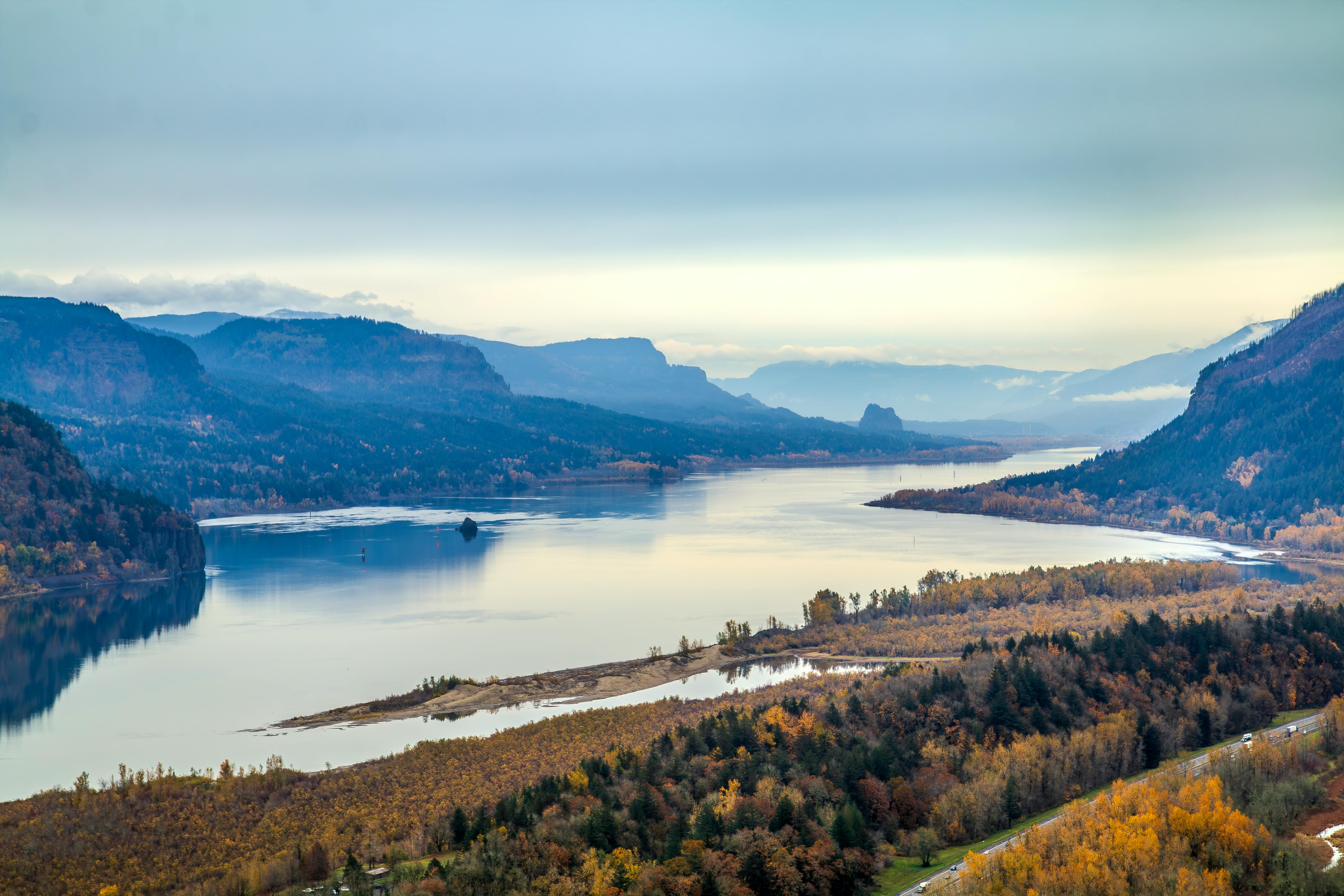 Paisaje Panorámico De La Garganta Del Río Columbia En Oregón · Foto de ...