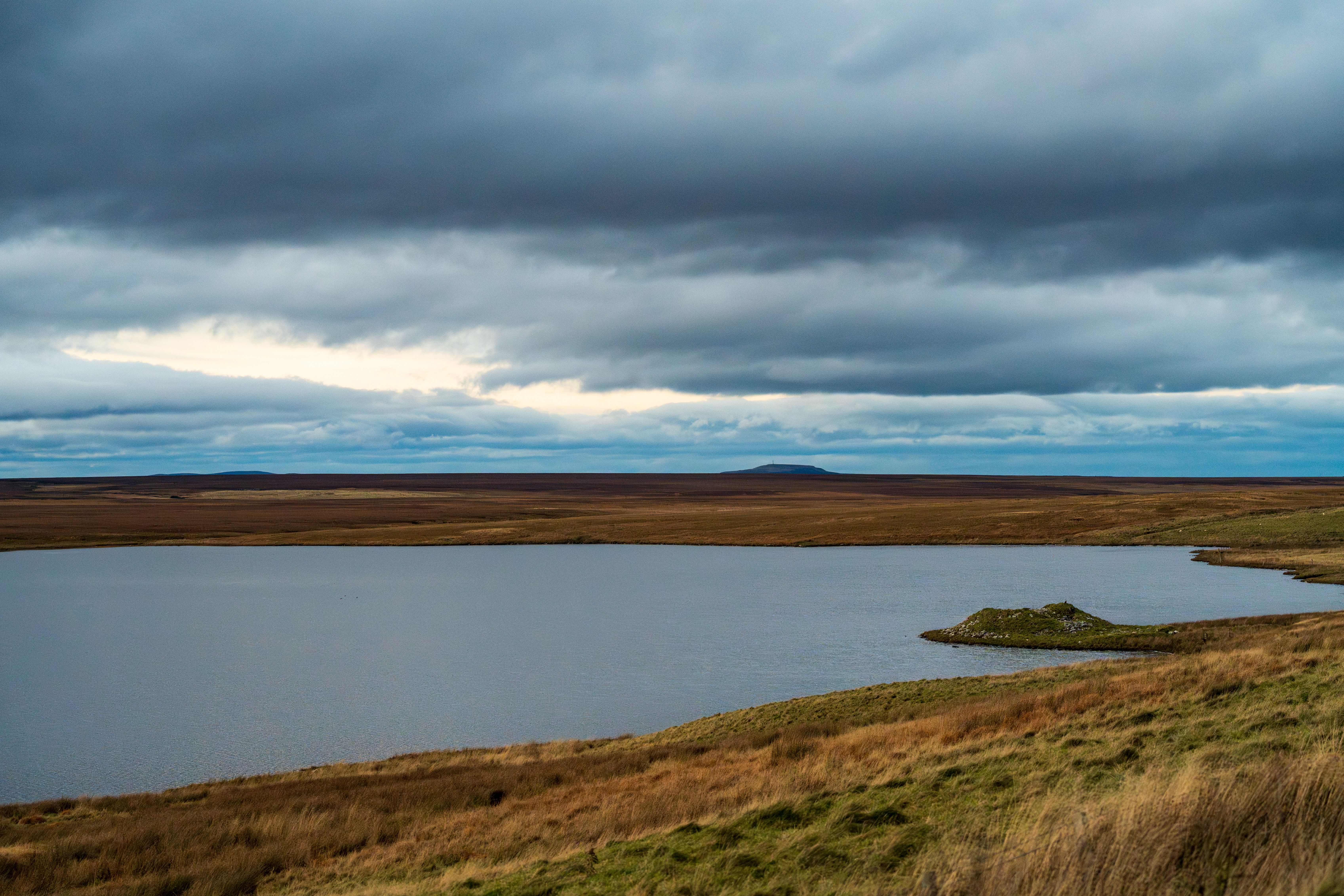 Un Lago Sereno Bajo Un Cielo Nublado Y Melancólico · Foto de stock gratuita