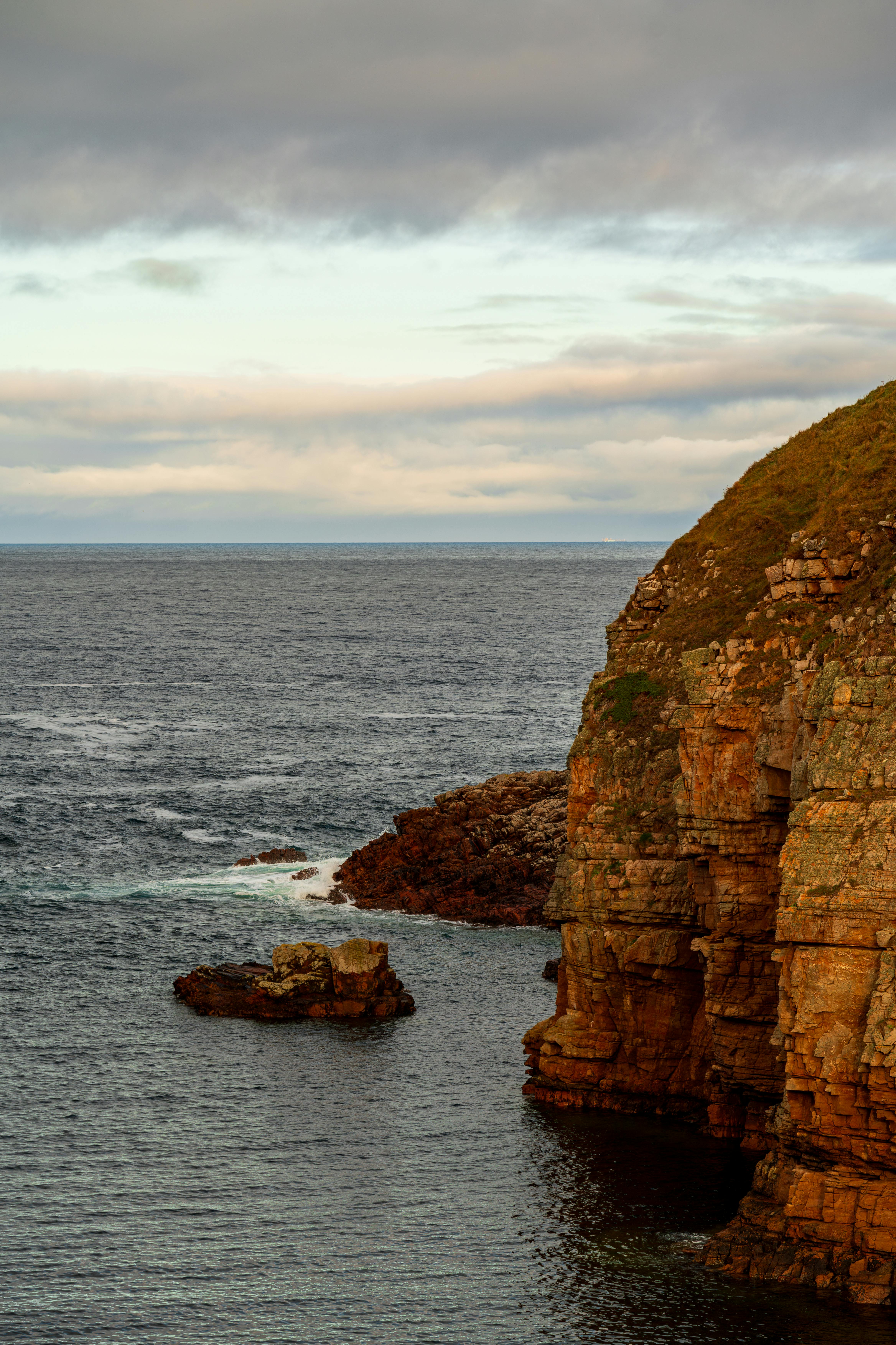 Scenic Coastal Cliffs Overlooking Vast Ocean · Free Stock Photo