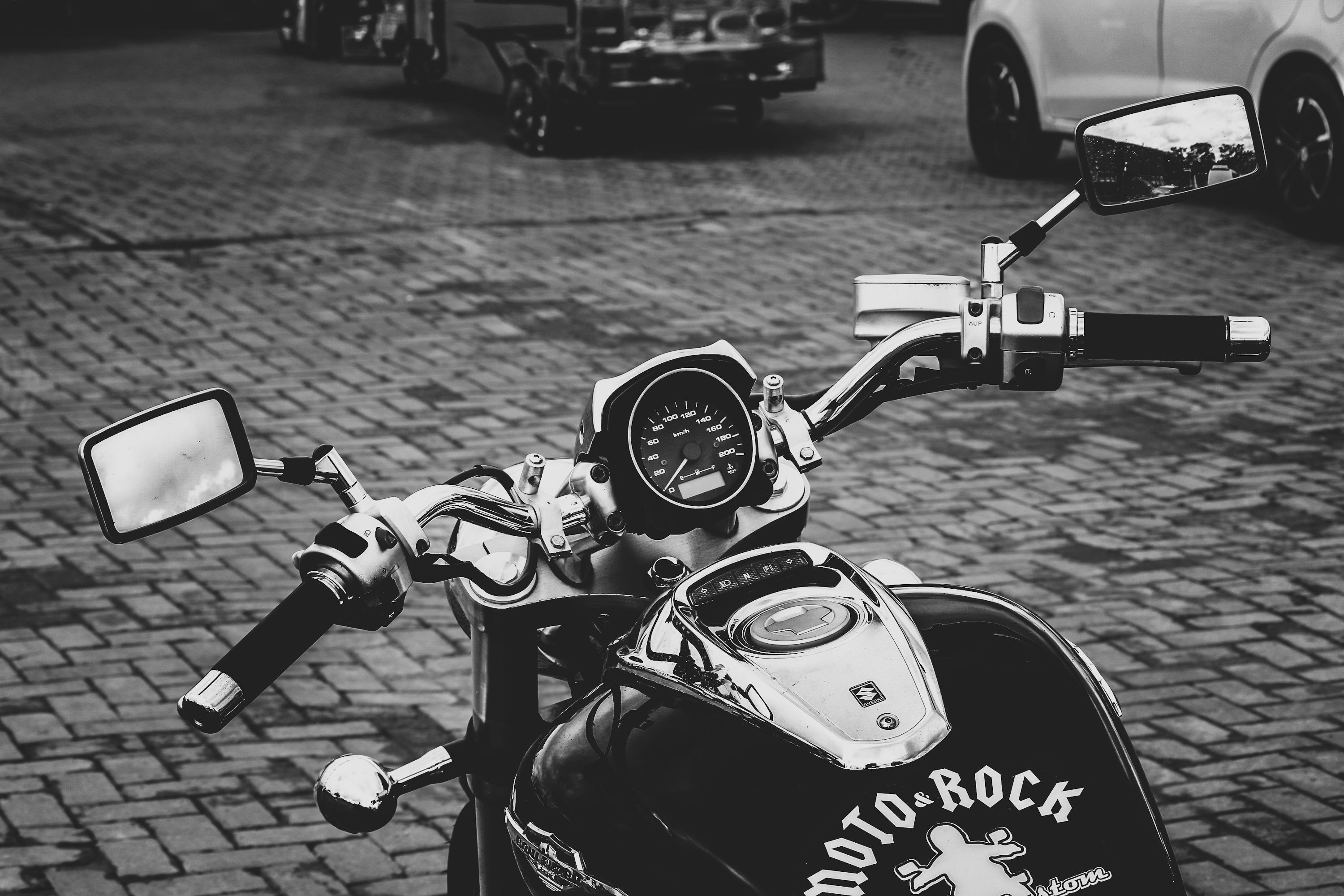 Motocicleta Negra En Una Calle Adoquinada En Brasil · Foto de stock ...