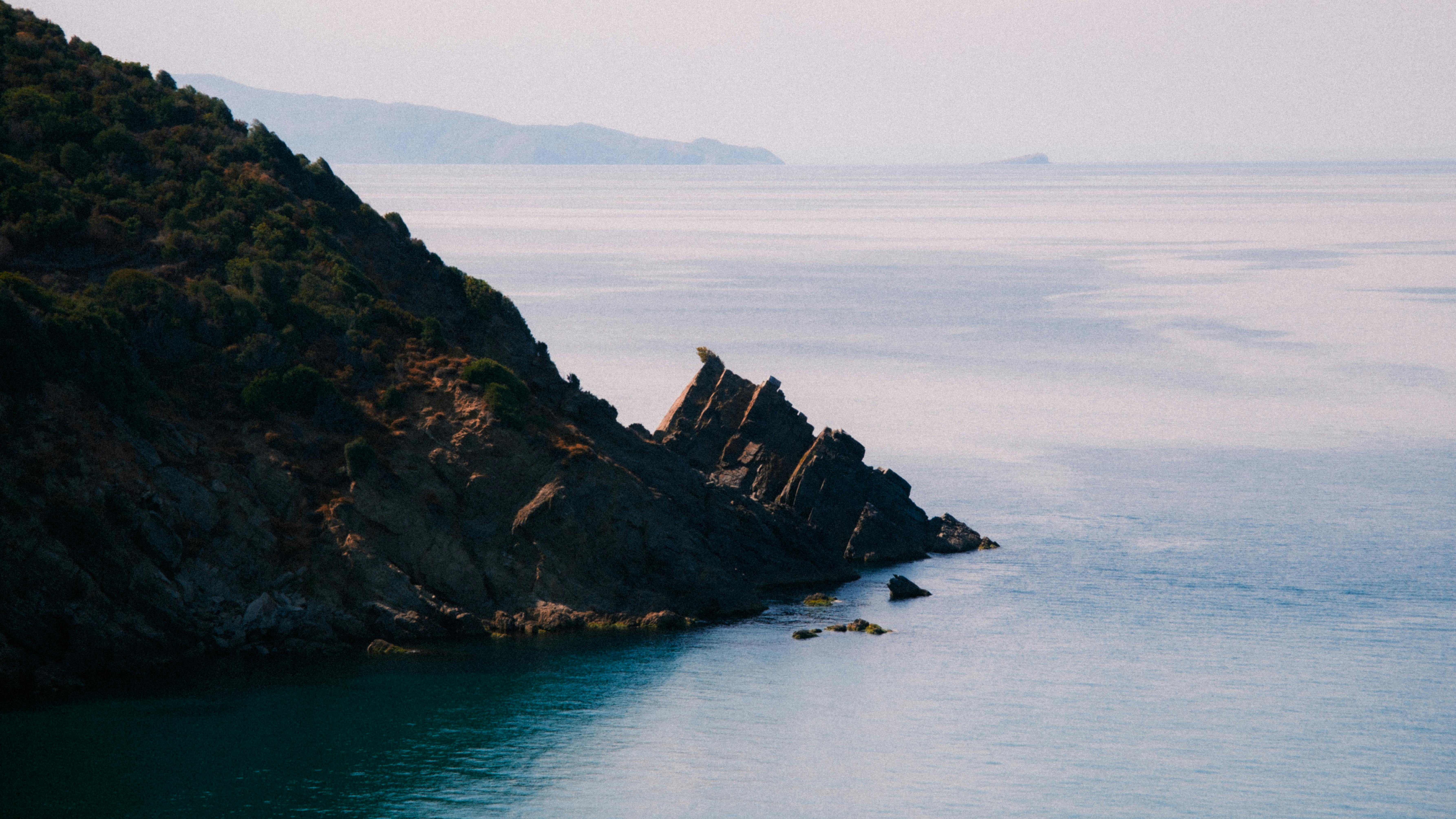 Tebing Pantai Yang Tenang Menghadap Laut Luas · Foto Stok Gratis