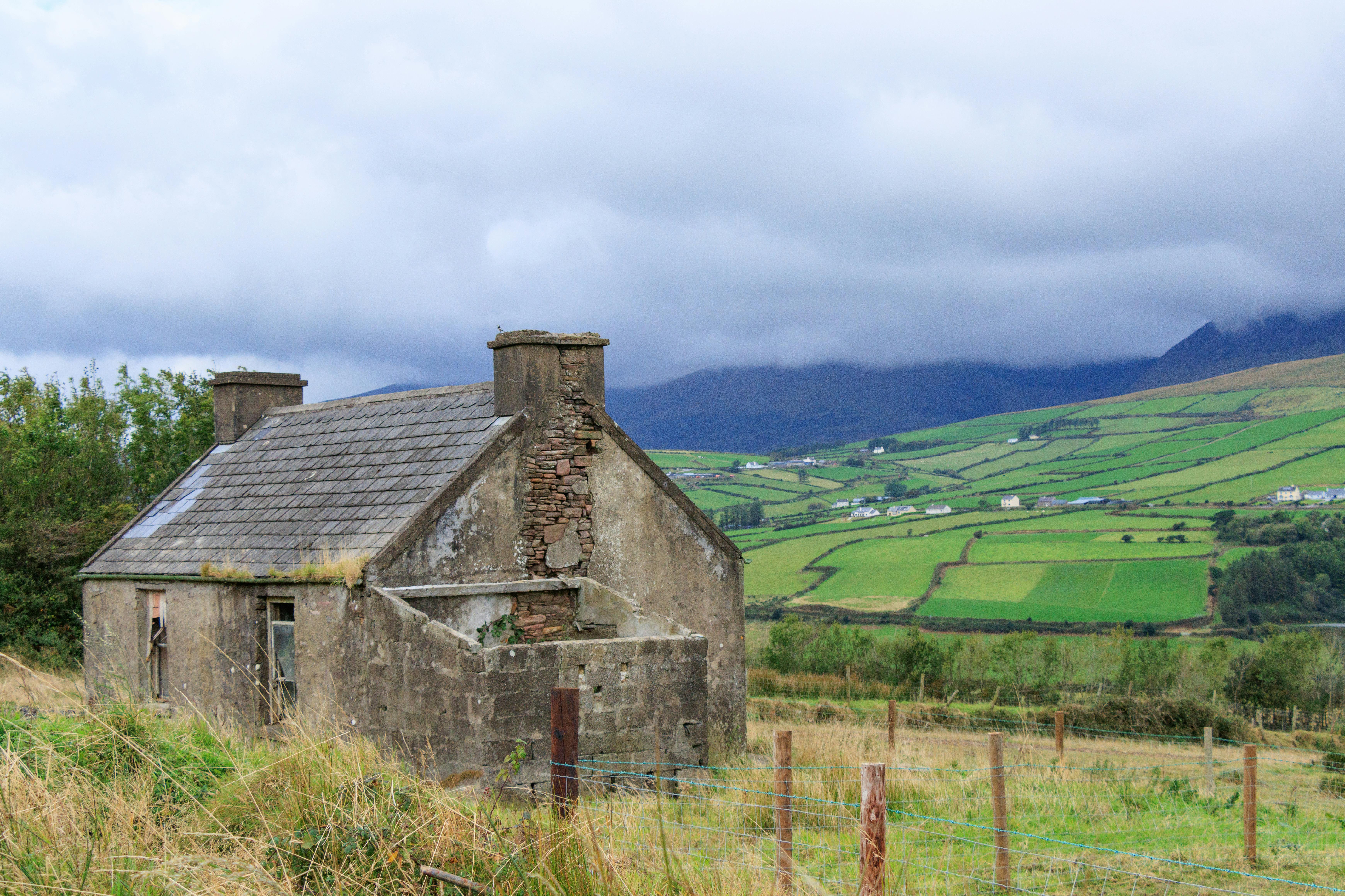 Abandoned Cottage in Dingle's Scenic Landscape · Free Stock Photo