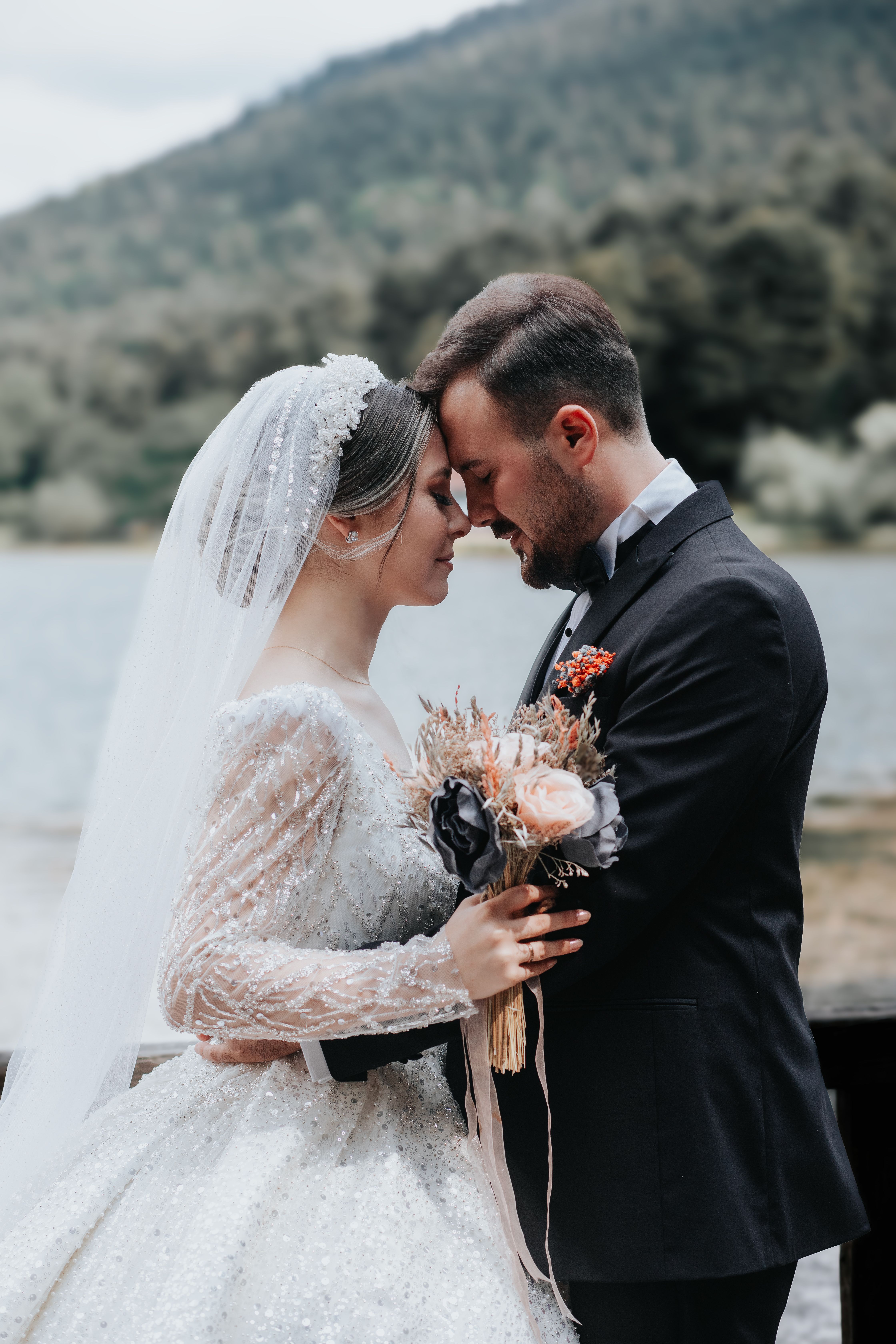 Pareja Romántica En Una Boda Al Aire Libre Junto Al Lago · Foto de ...