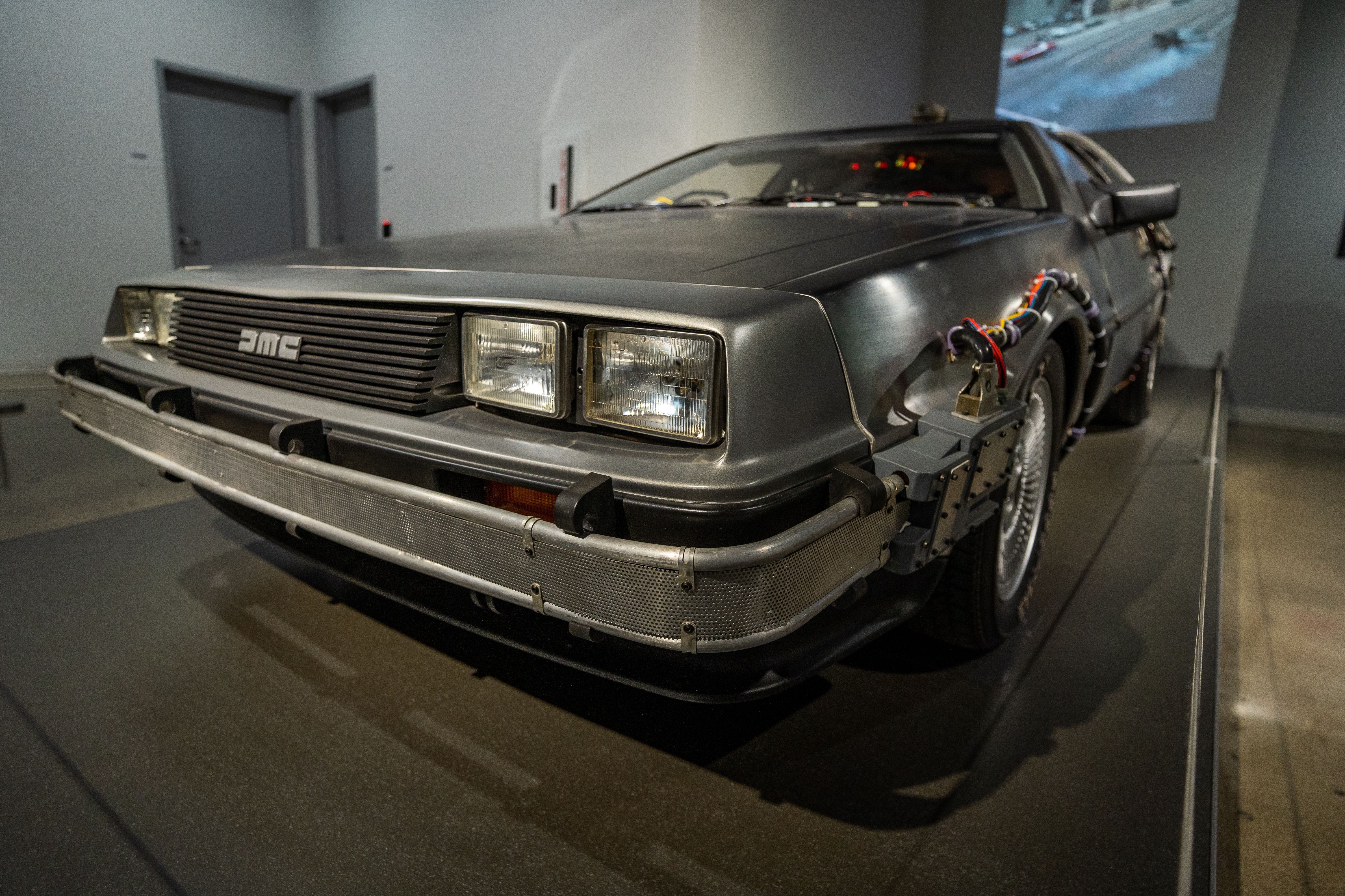 L'emblématique Machine à Remonter Le Temps De Lorean Dmc 12 Exposée ...