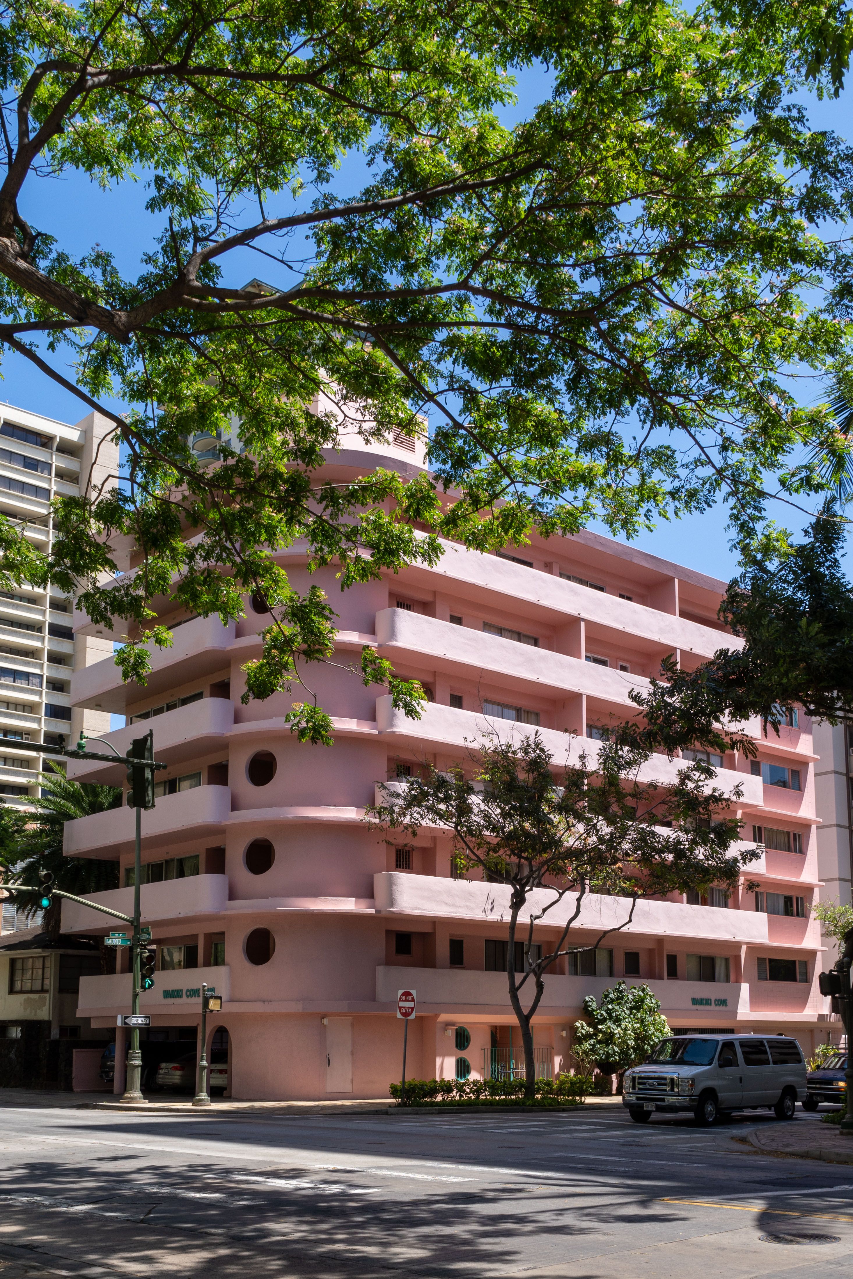 Pink Art Deco Building in Honolulu, Hawaii · Free Stock Photo
