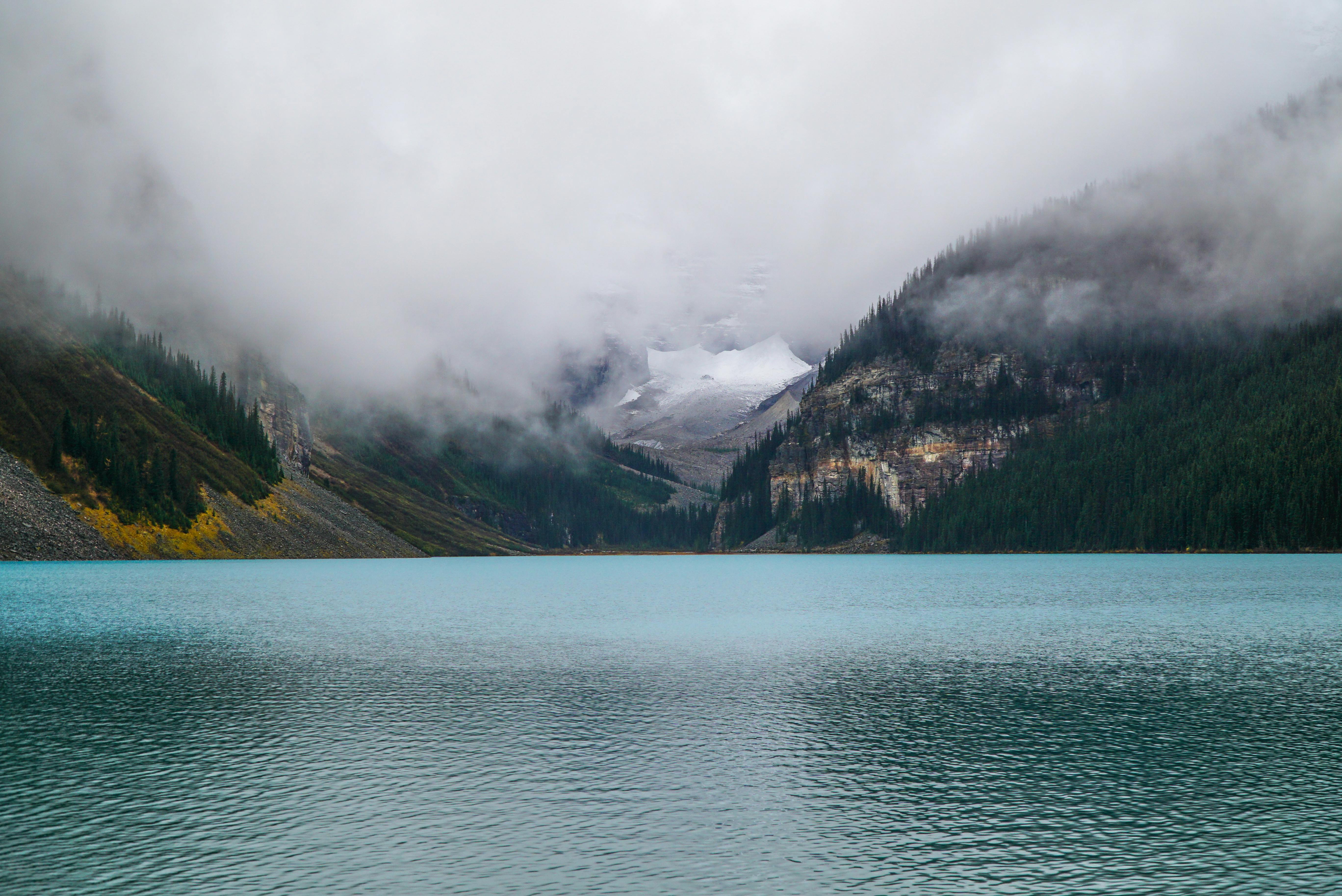 Danau Louise Yang Berkabut Di Taman Nasional Banff · Foto Stok Gratis