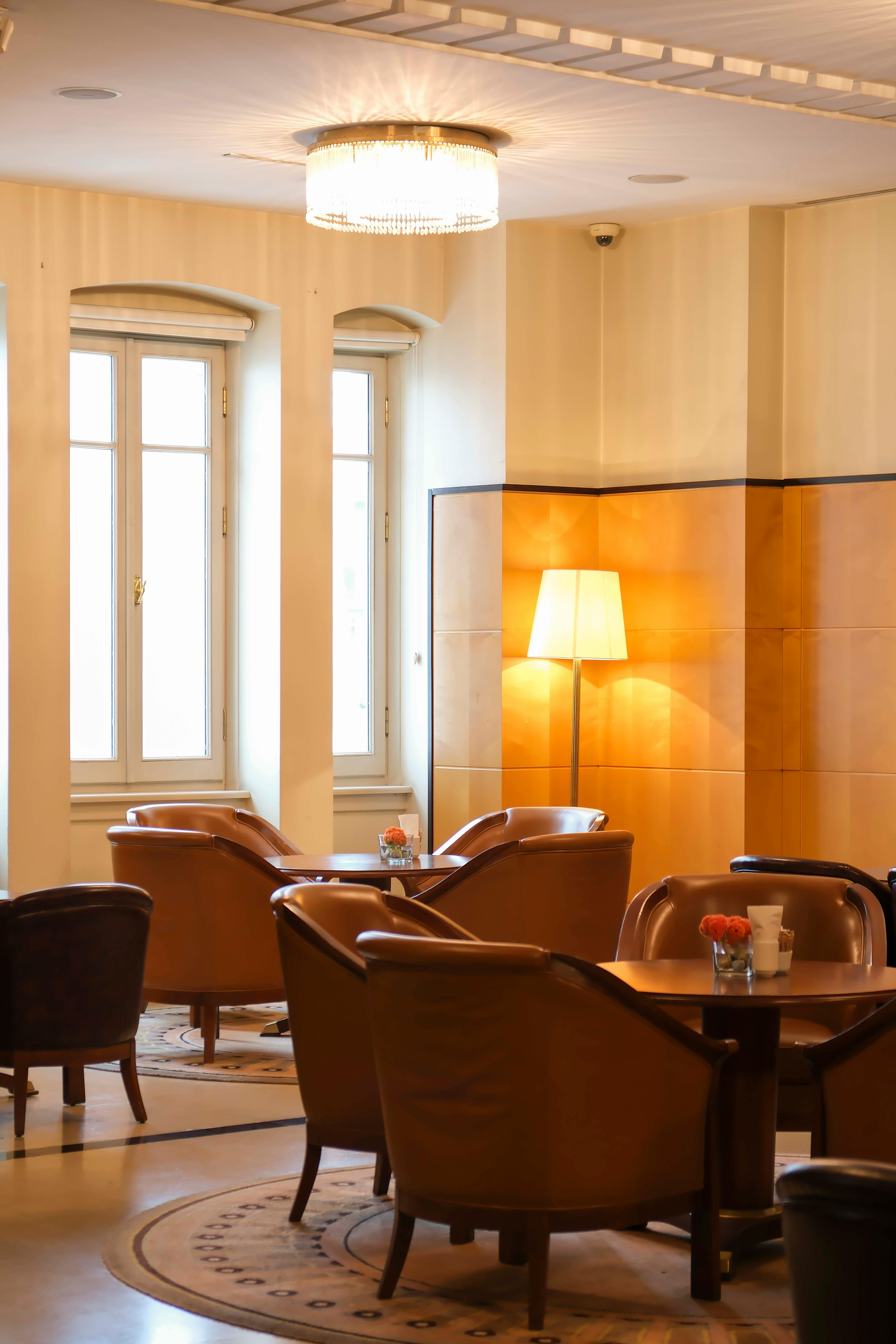 Elegante Interior De Cafetería Europea Con Asientos De Cuero · Foto de ...