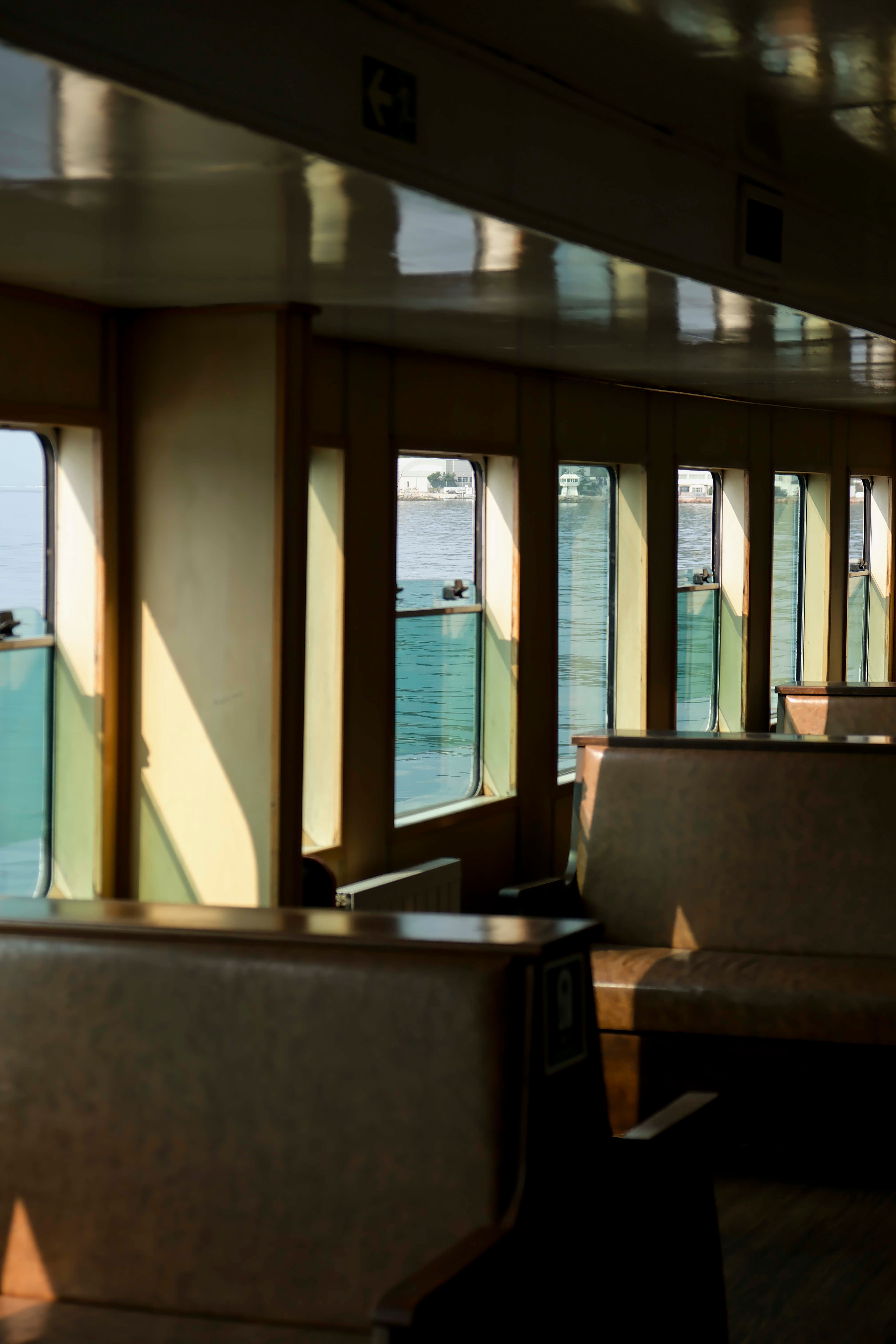 Interior Del Ferry De Estambul Con Ventanas Iluminadas Por El Sol ...