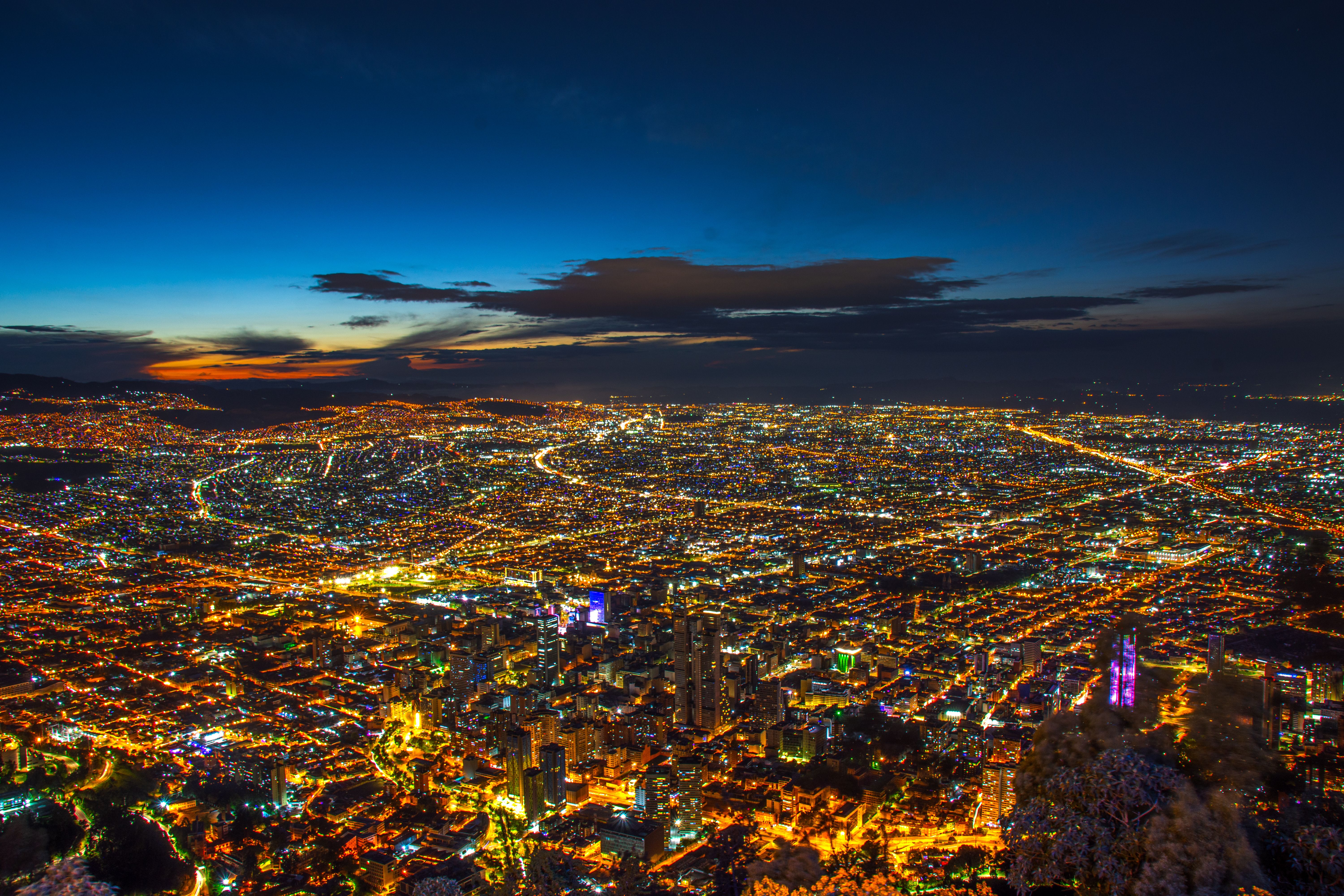 Vibrante Paisaje Nocturno De La Ciudad De Bogotá, Colombia · Foto de ...