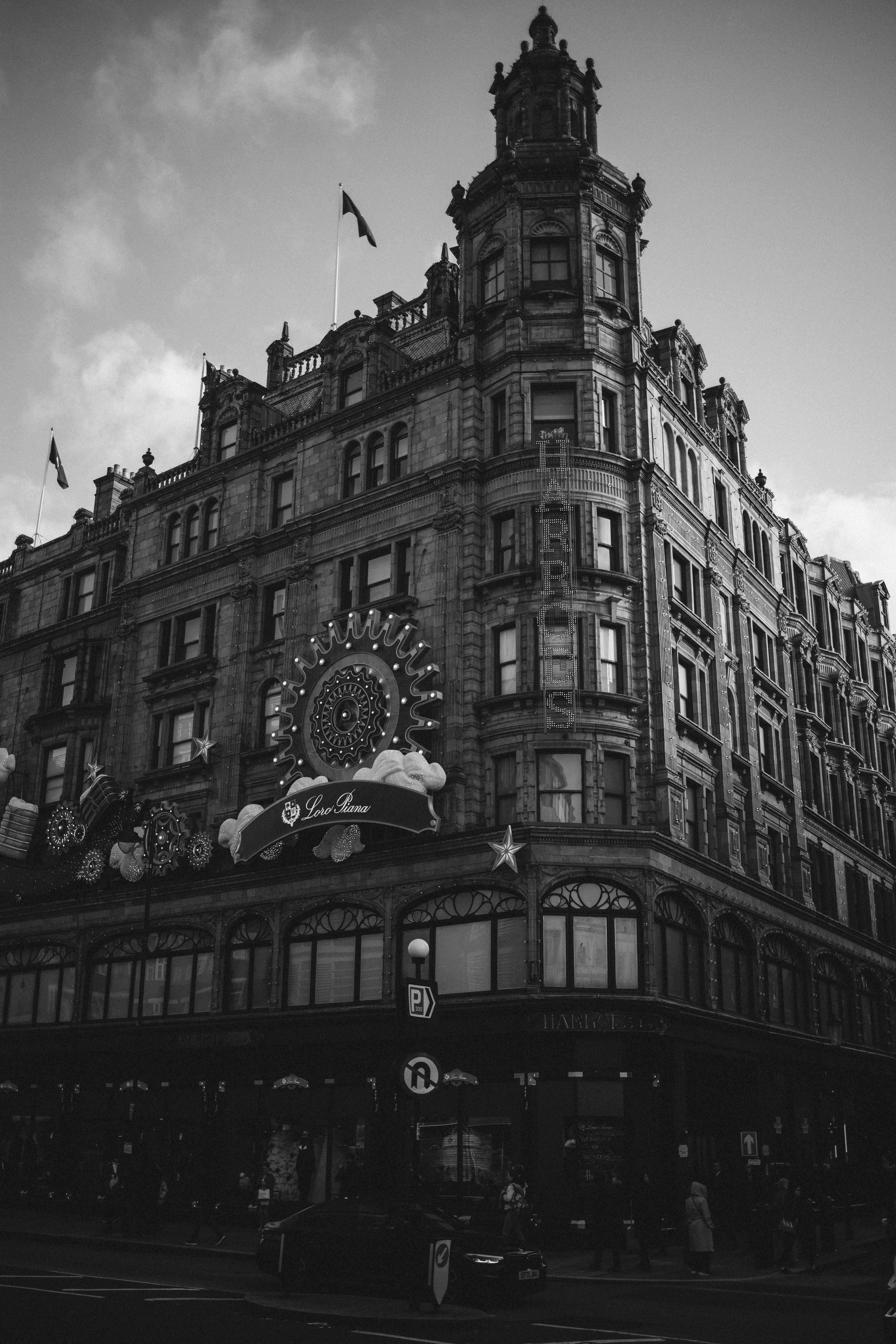 Historic Harrods Building in London, Black and White · Free Stock Photo