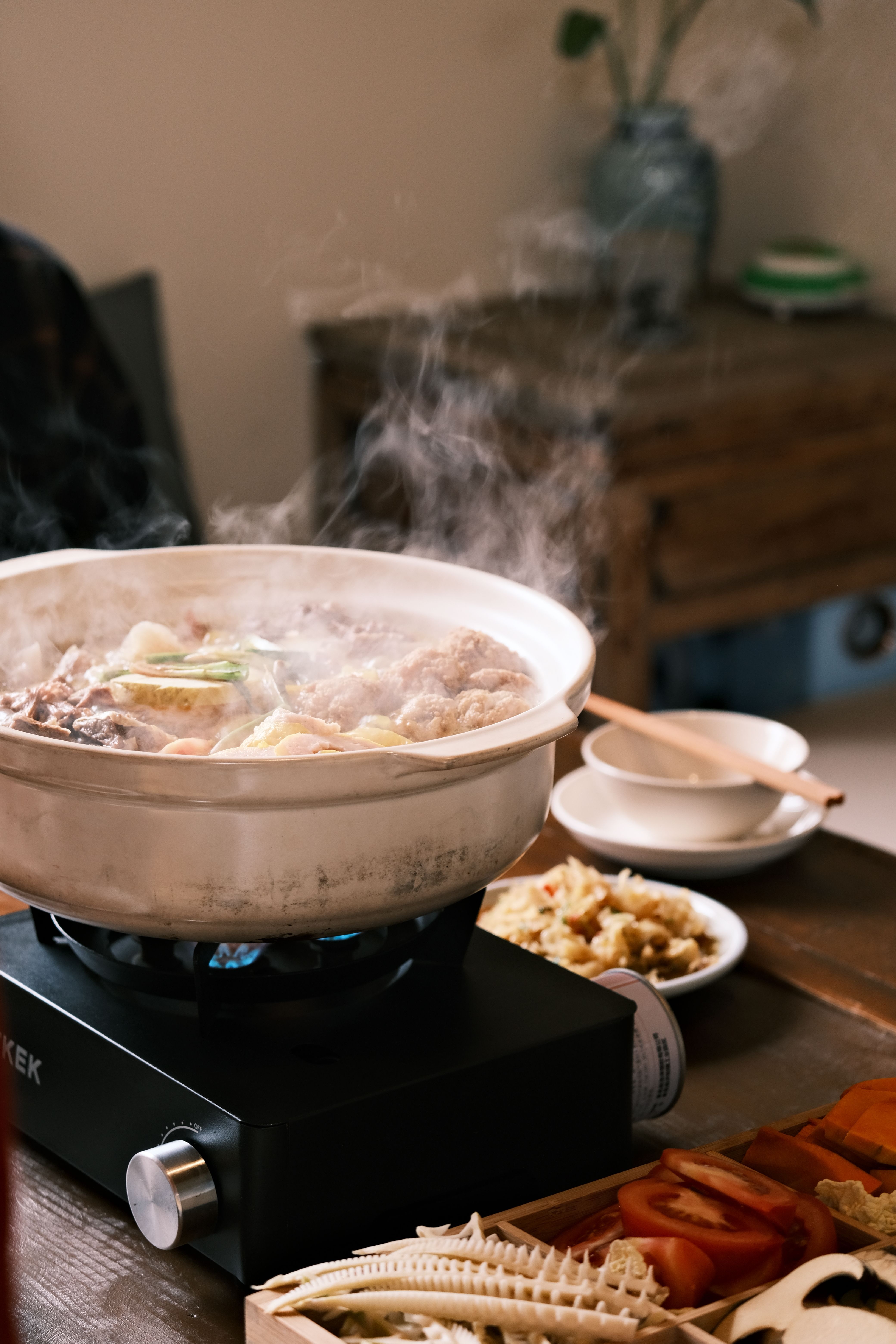 Panela Quente Fumegante Com Ingredientes Frescos Na Mesa · Foto ...