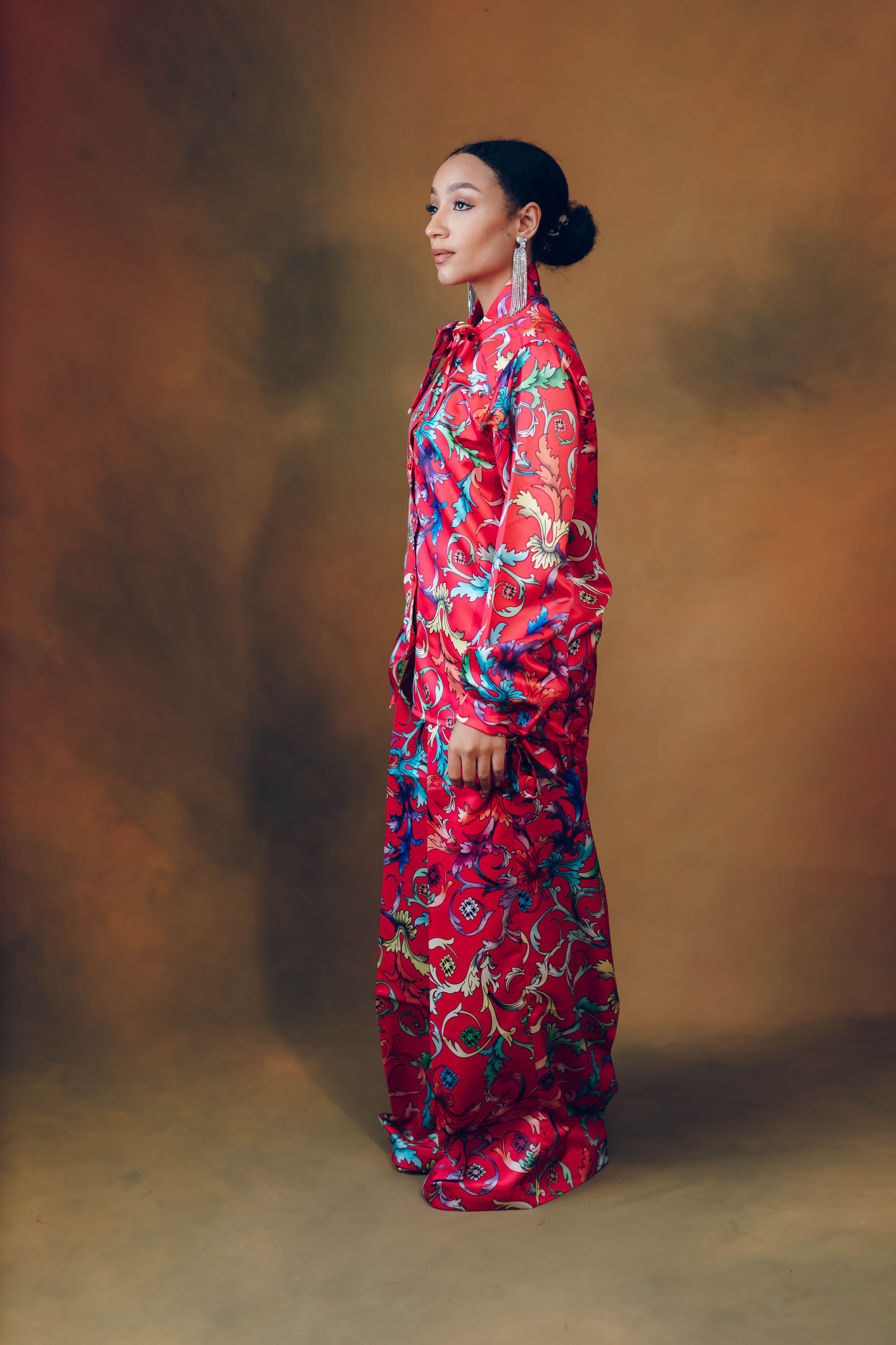 Portrait De Mode Saisissant D'un Mannequin Dans Une Robe Vibrante ...