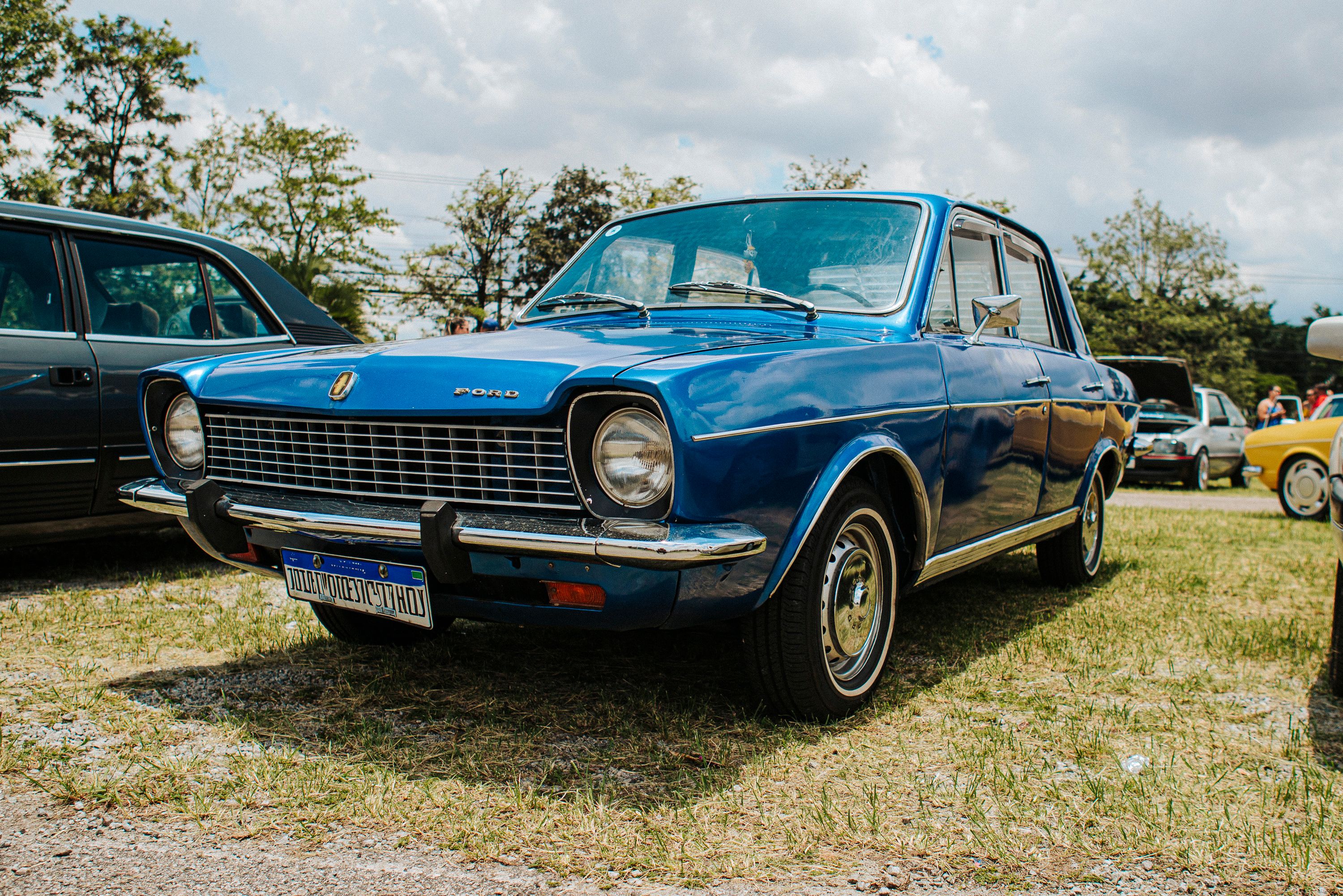 Coche Clásico Ford Azul Antiguo En Un Entorno Al Aire Libre · Foto de ...