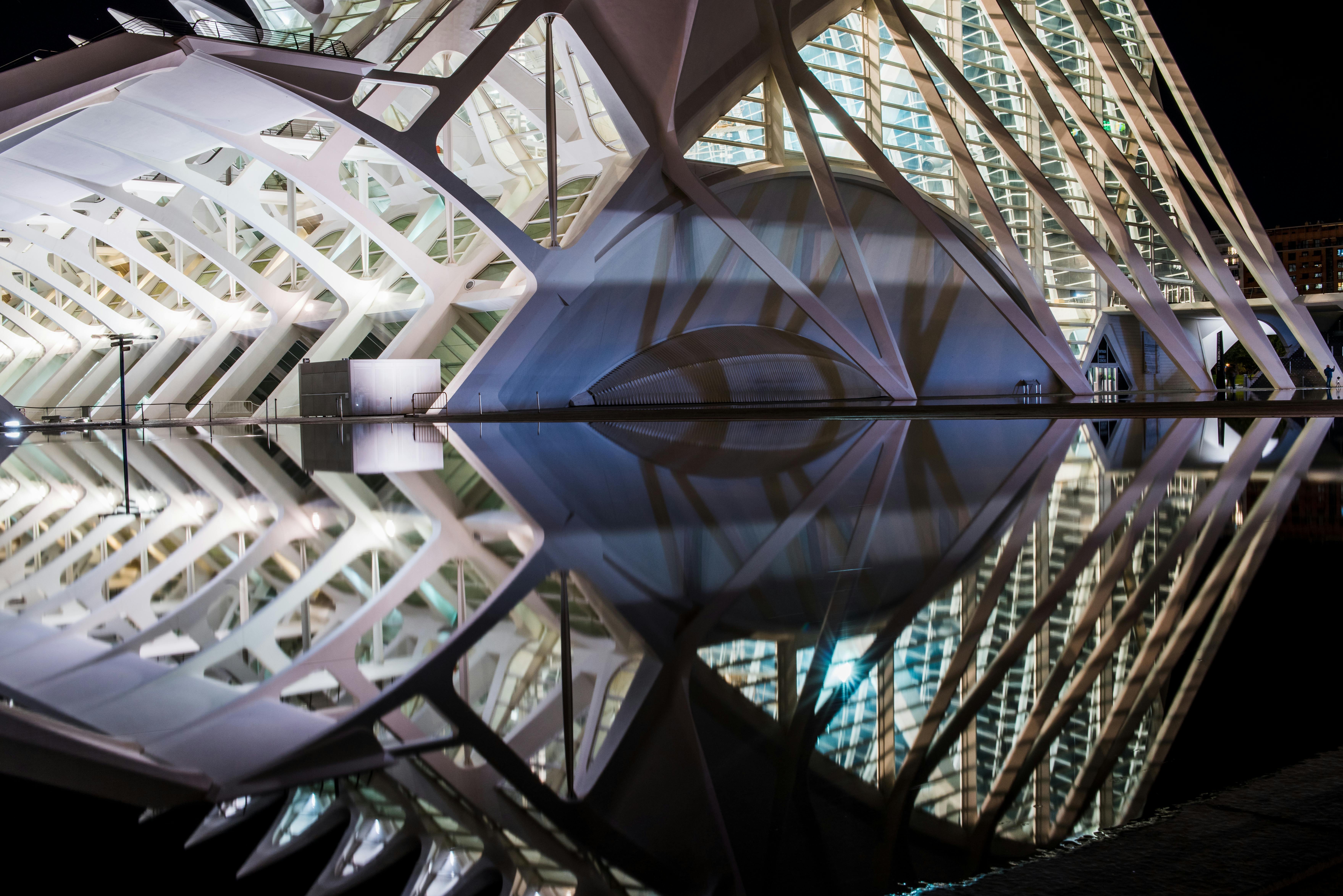 Architectural Reflection at Valencia's Landmark · Free Stock Photo