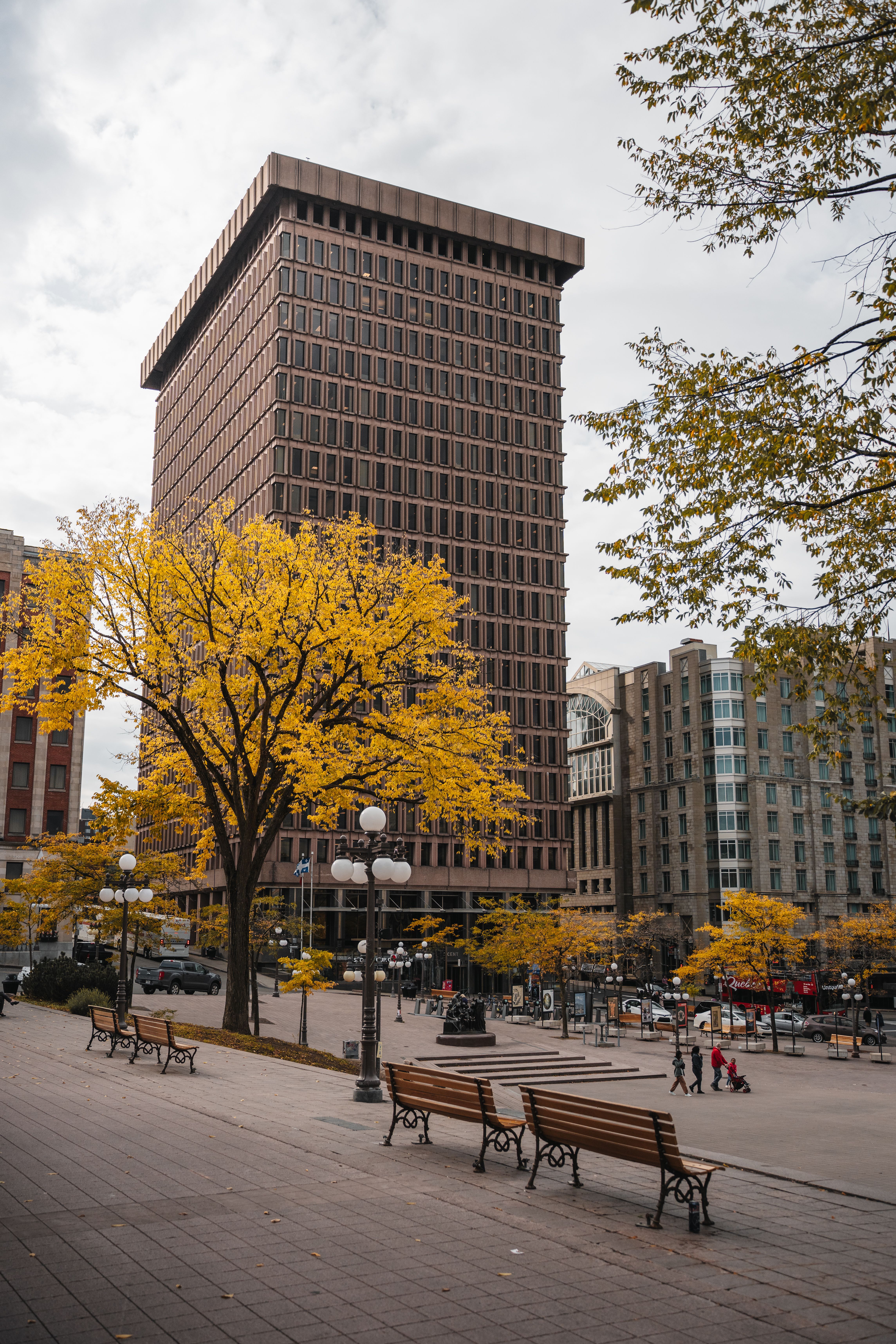Autumn Scene in Québec City with Tall Building · Free Stock Photo
