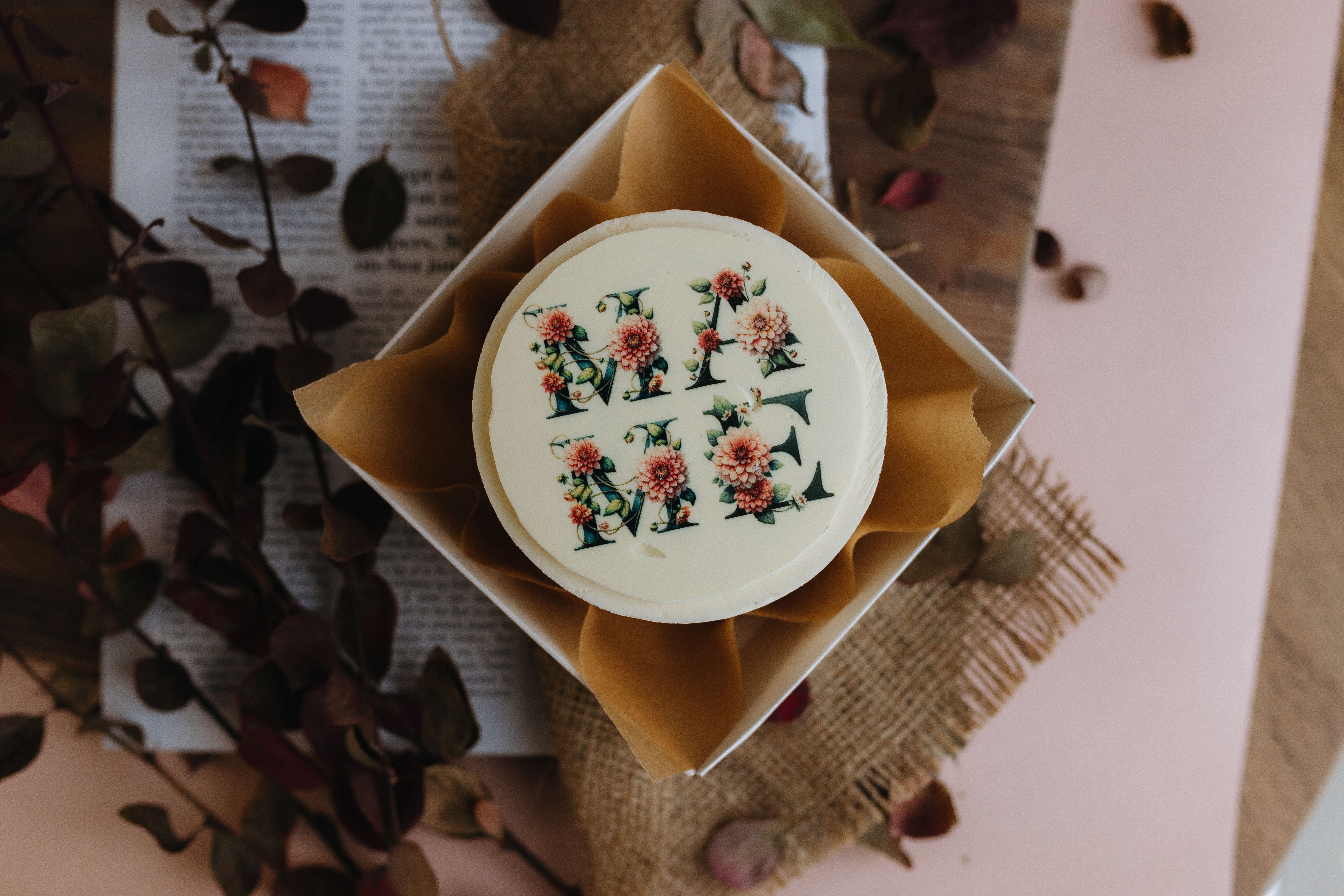 Elegant Floral Cake with 'MAMA' Inscription · Free Stock Photo