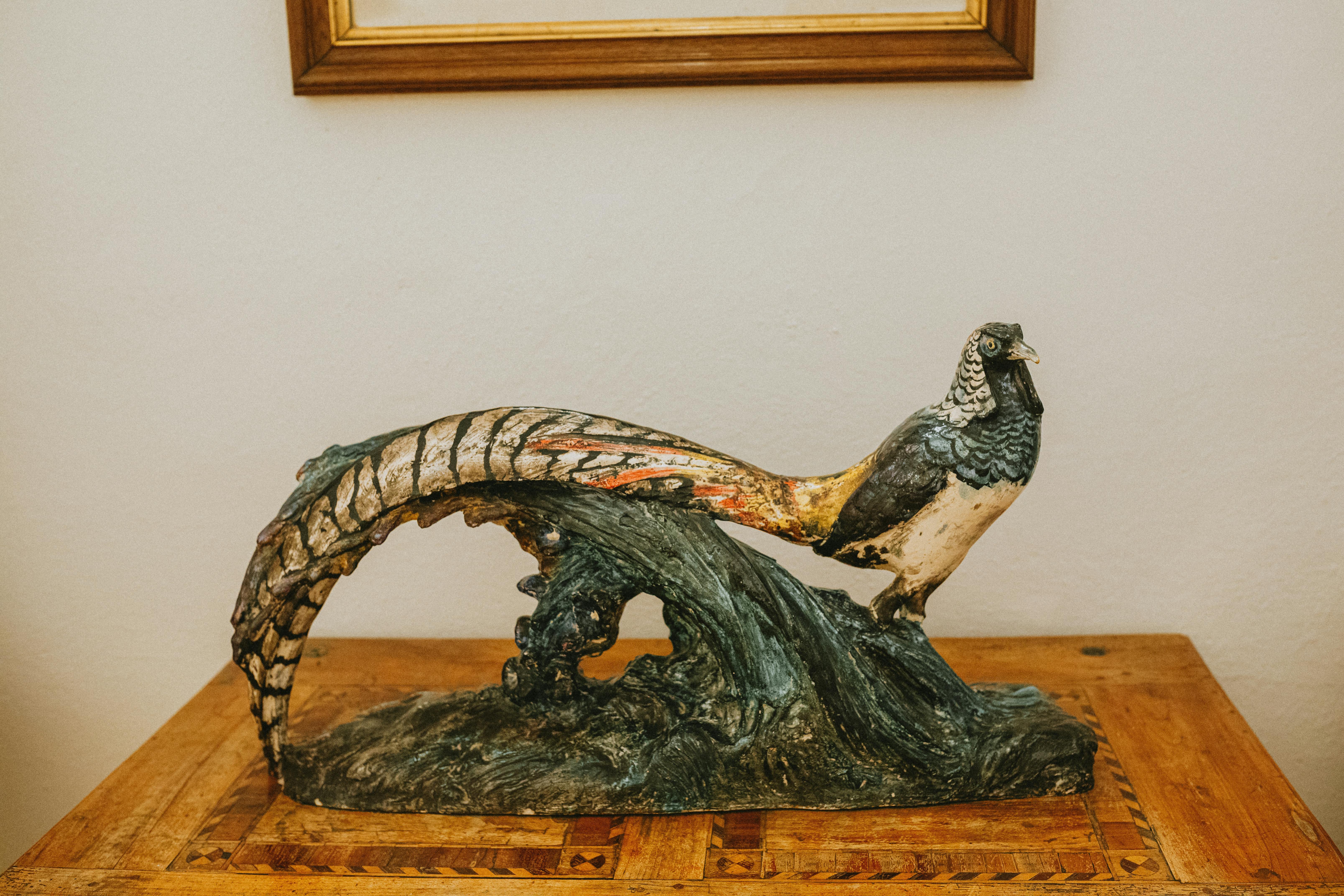 Patung Keramik Dekoratif Burung Merak · Foto Stok Gratis