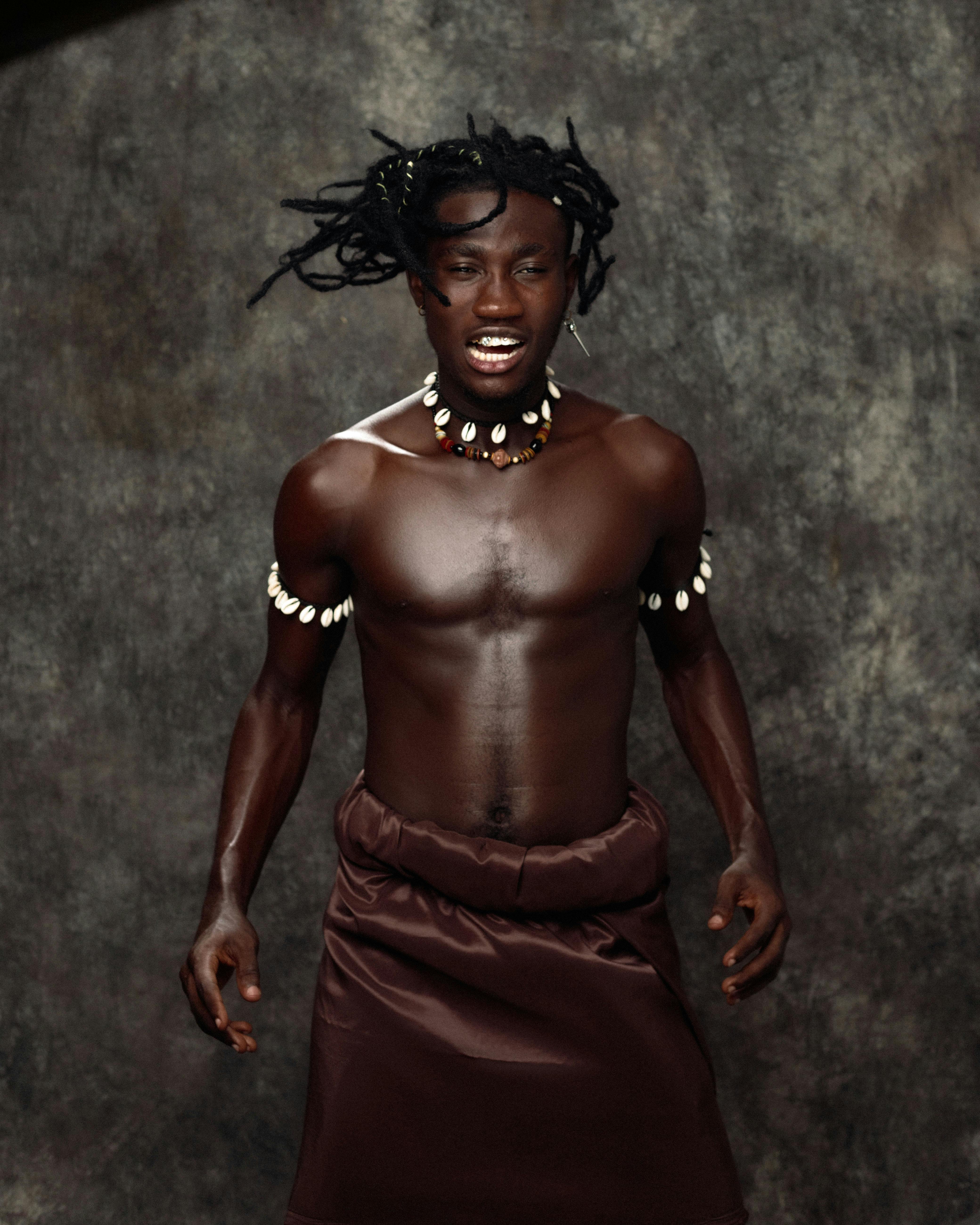Portrait Vivant D'un Homme Africain En Tenue Traditionnelle · Photo ...