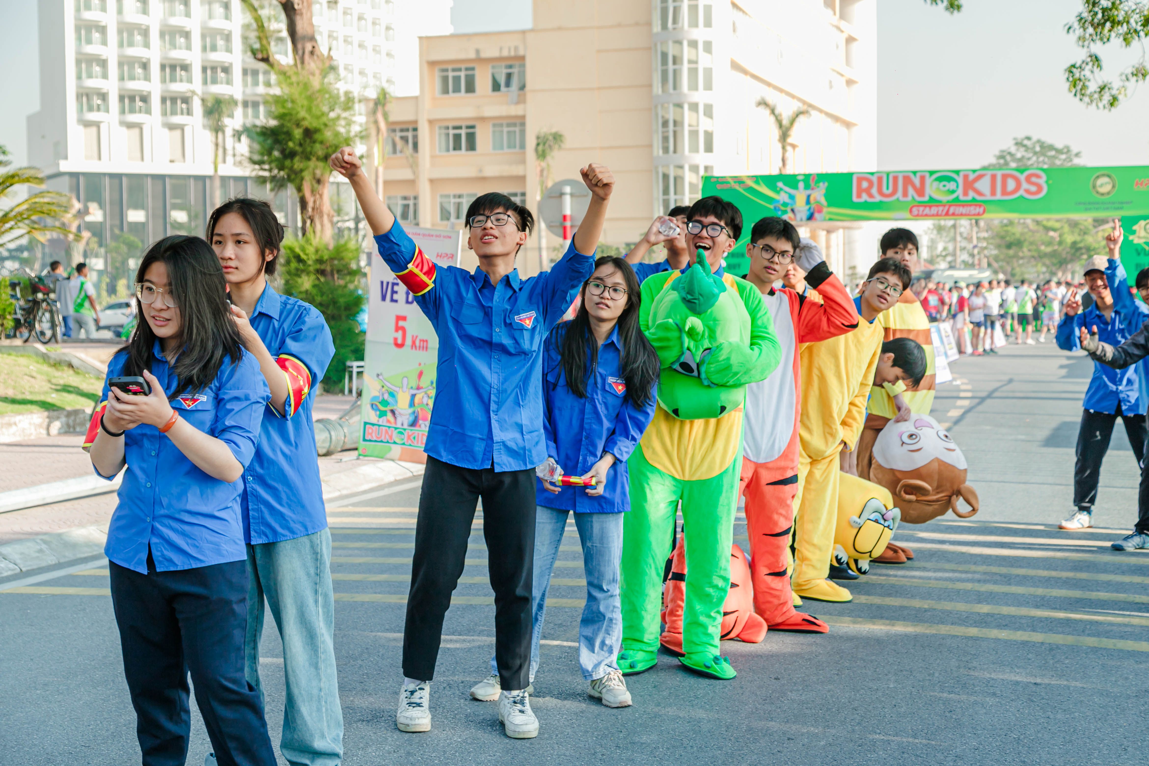 Colorful Fun Run for Kids and Teenagers Outdoors · Free Stock Photo