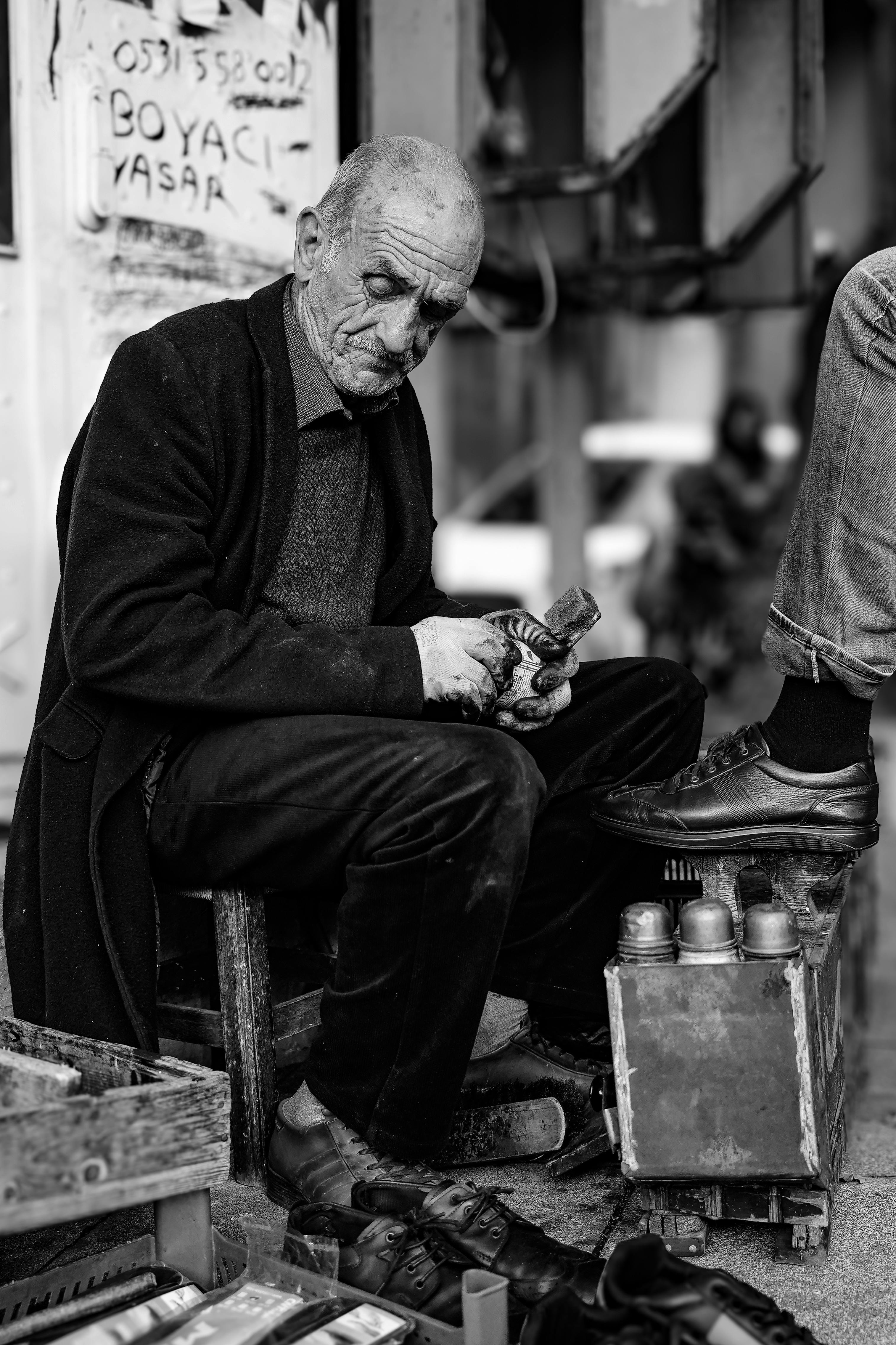 Potret Hitam Putih Tukang Semir Sepatu Di Istanbul · Foto Stok Gratis