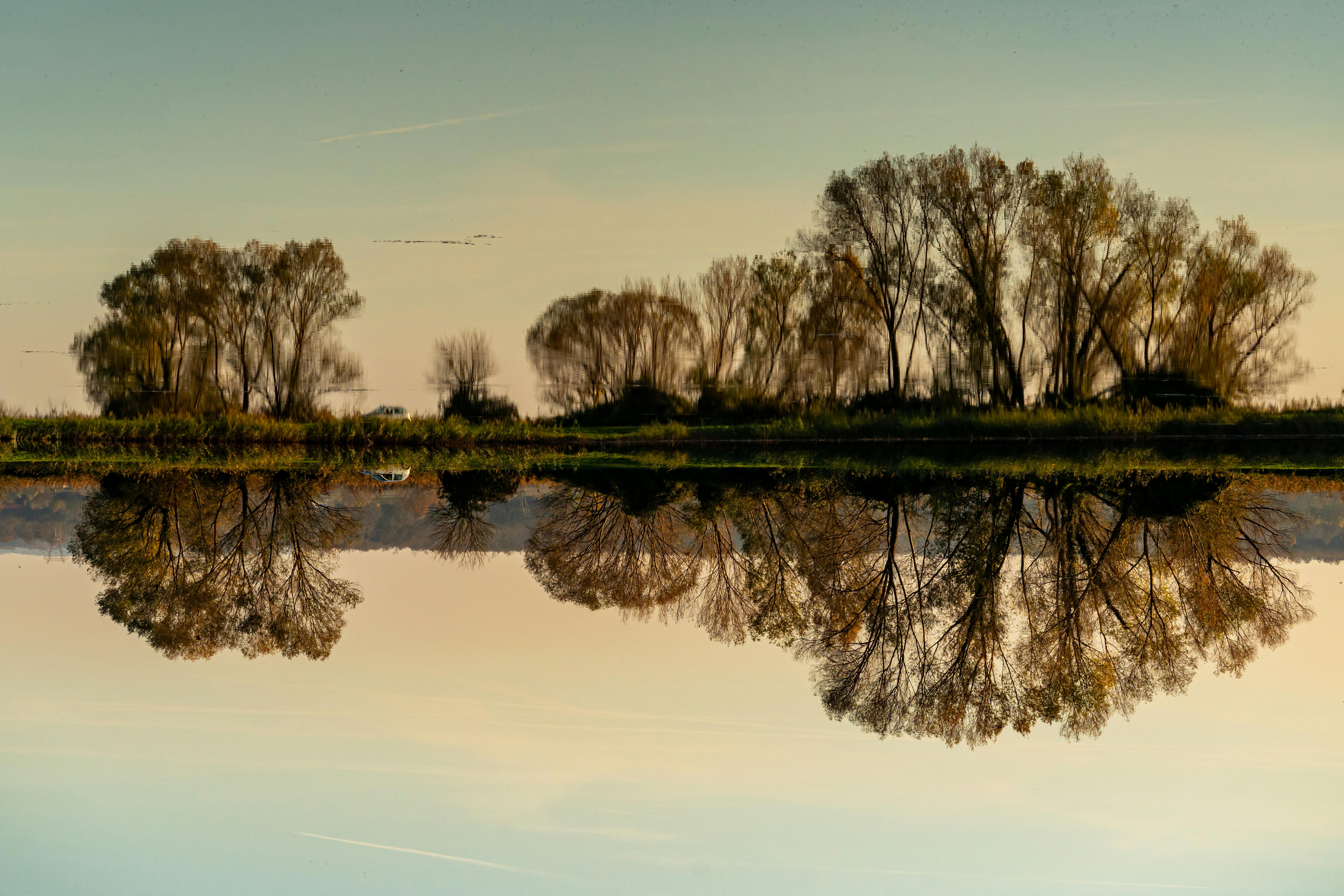 Serene Lakeside Reflections in Kaniška Iva · Free Stock Photo