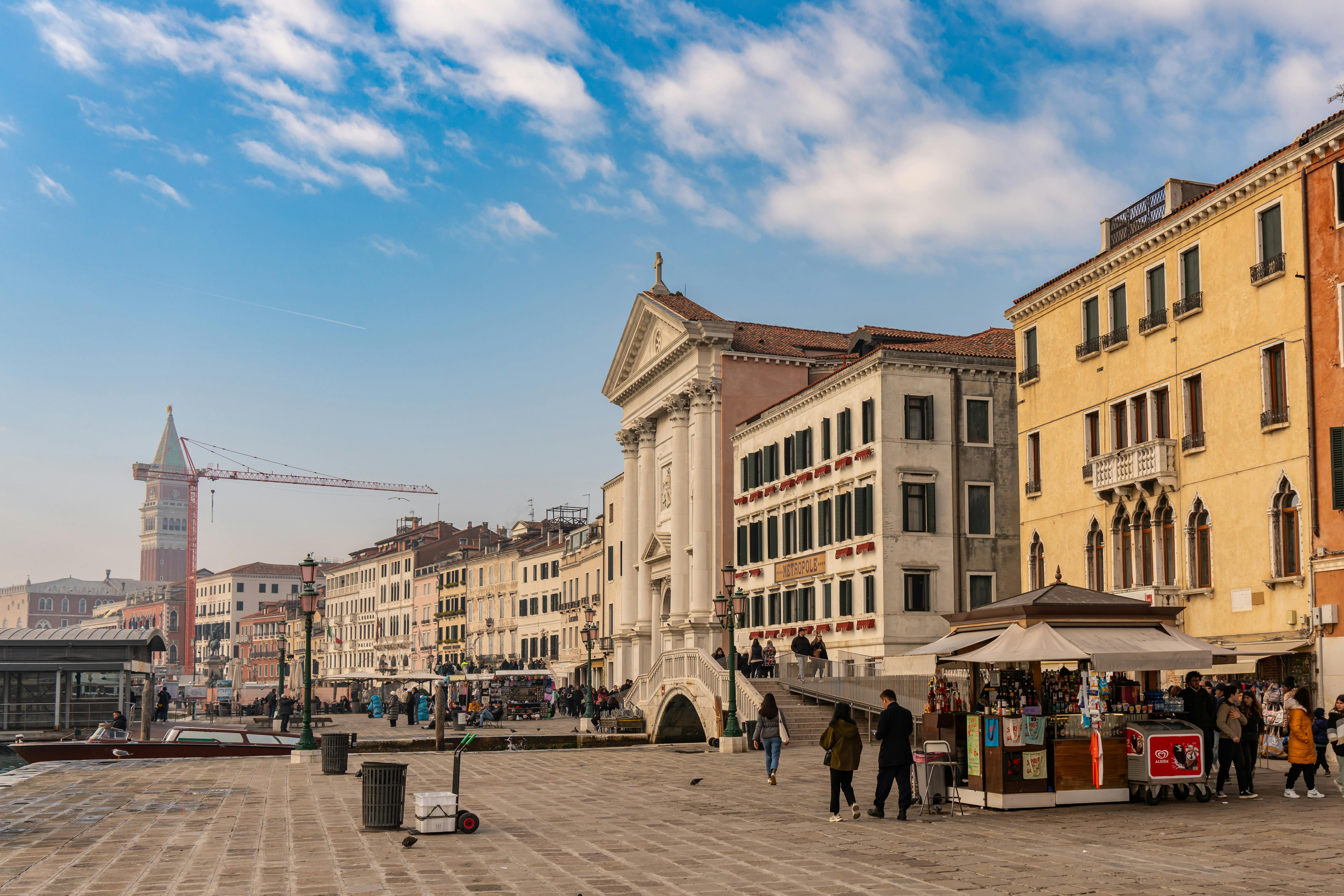 Charming Venice Street View with Historic Buildings · Free Stock Photo