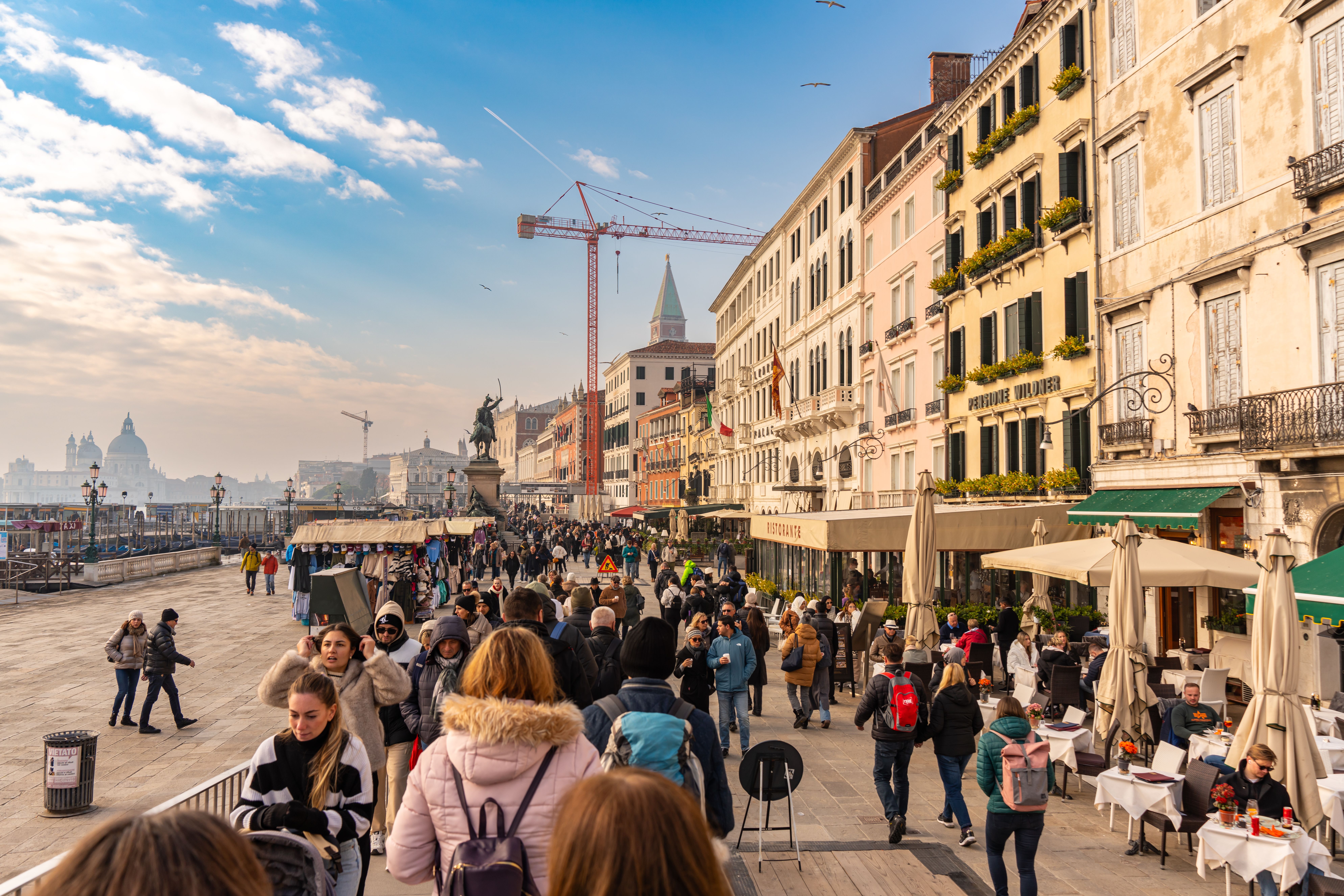 Vibrant Street Scene in Venice, Italy · Free Stock Photo