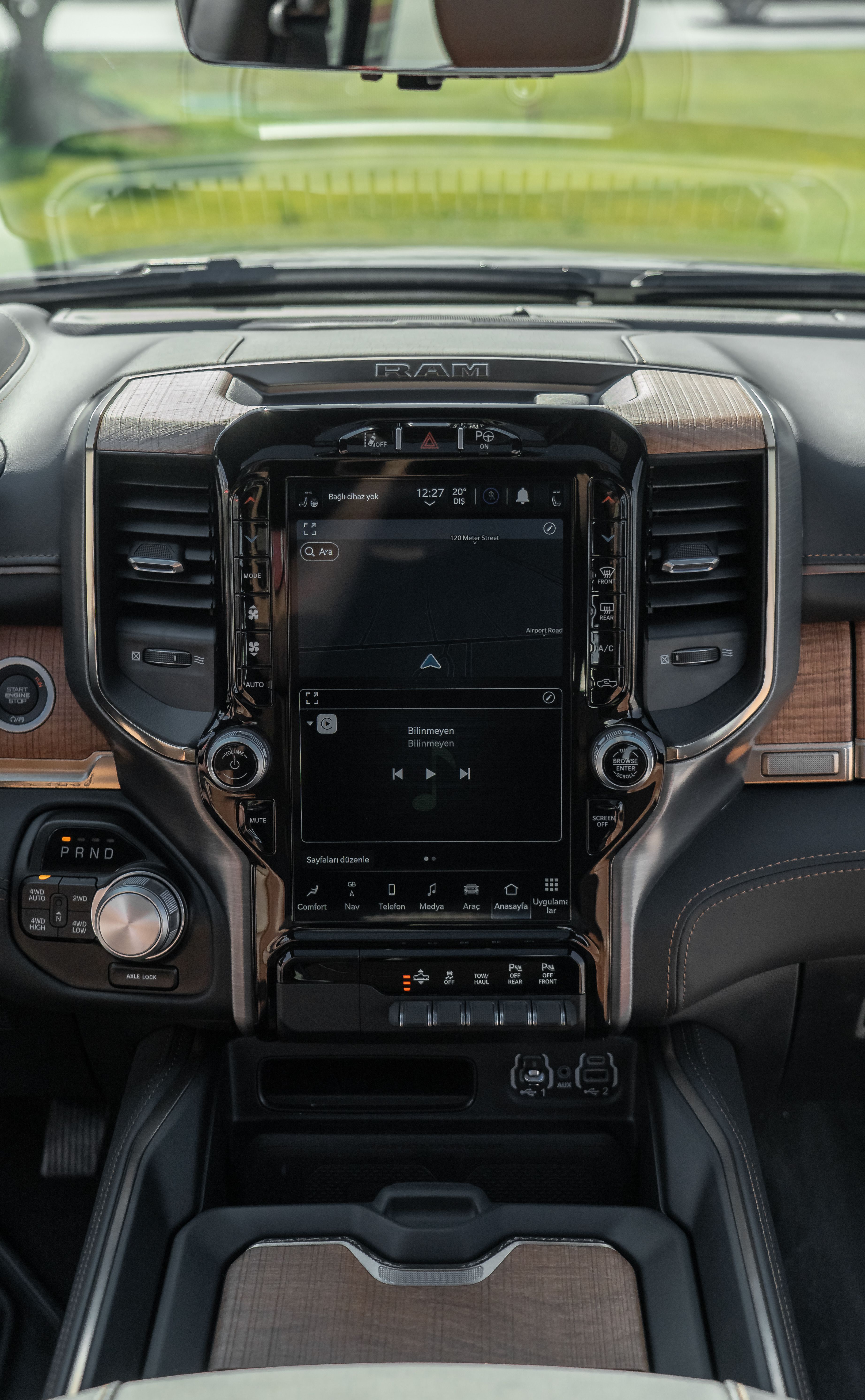 Interior De Camioneta Dodge Ram De Lujo Con Tablero Avanzado · Foto de ...