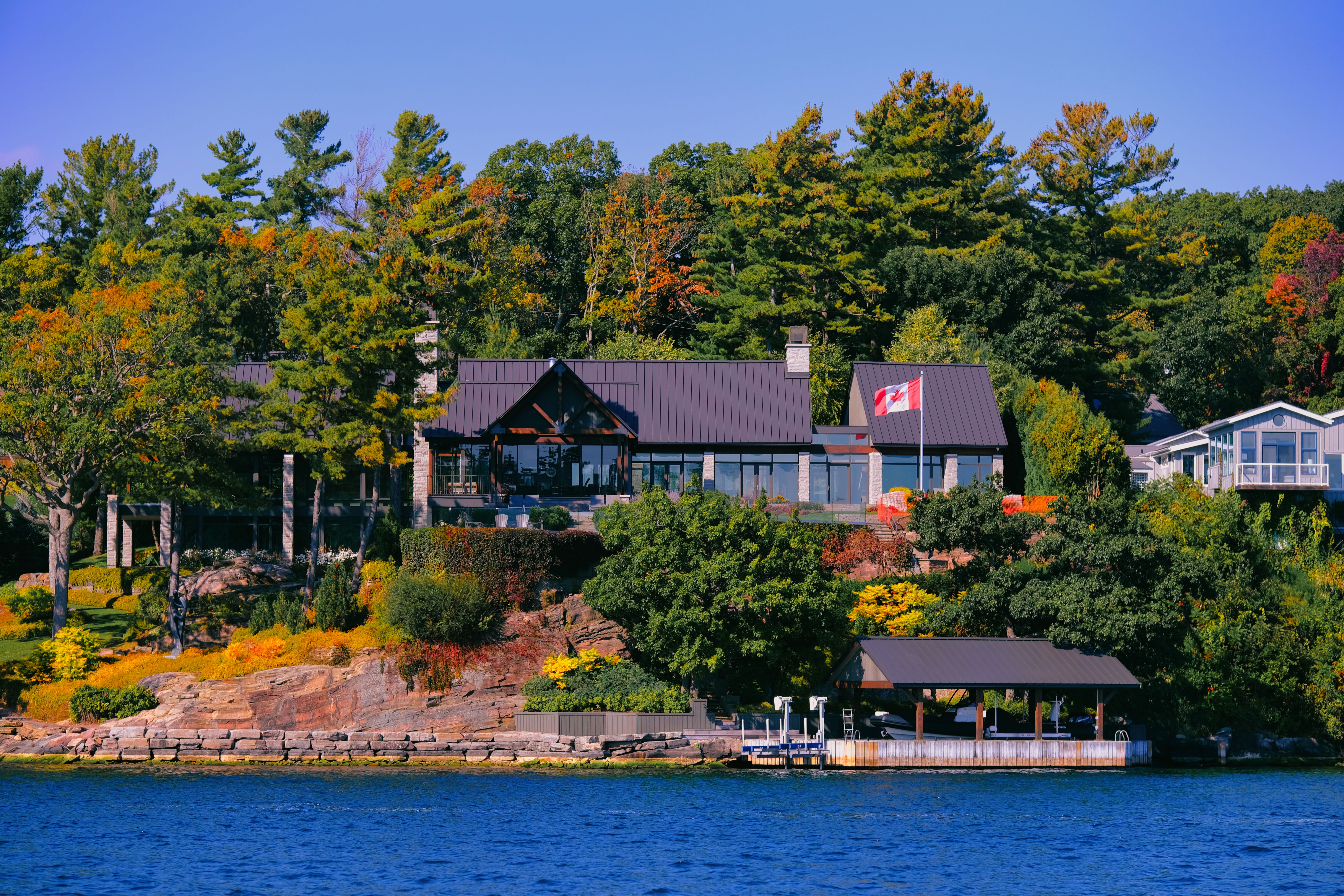 Scenic Autumn Lakefront Home in Canada · Free Stock Photo