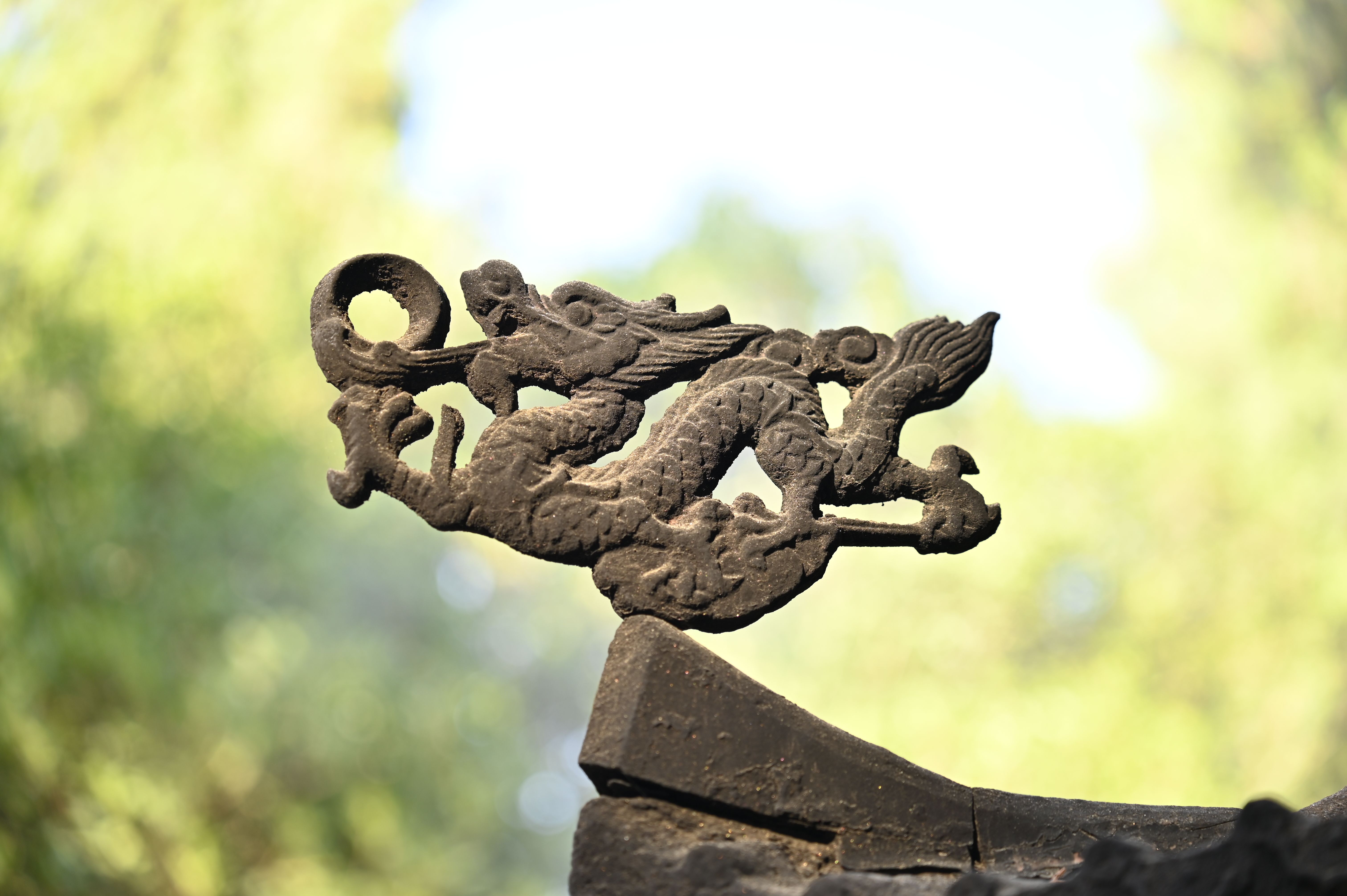 Ornate Stone Dragon Sculpture on Architectural Roof · Free Stock Photo