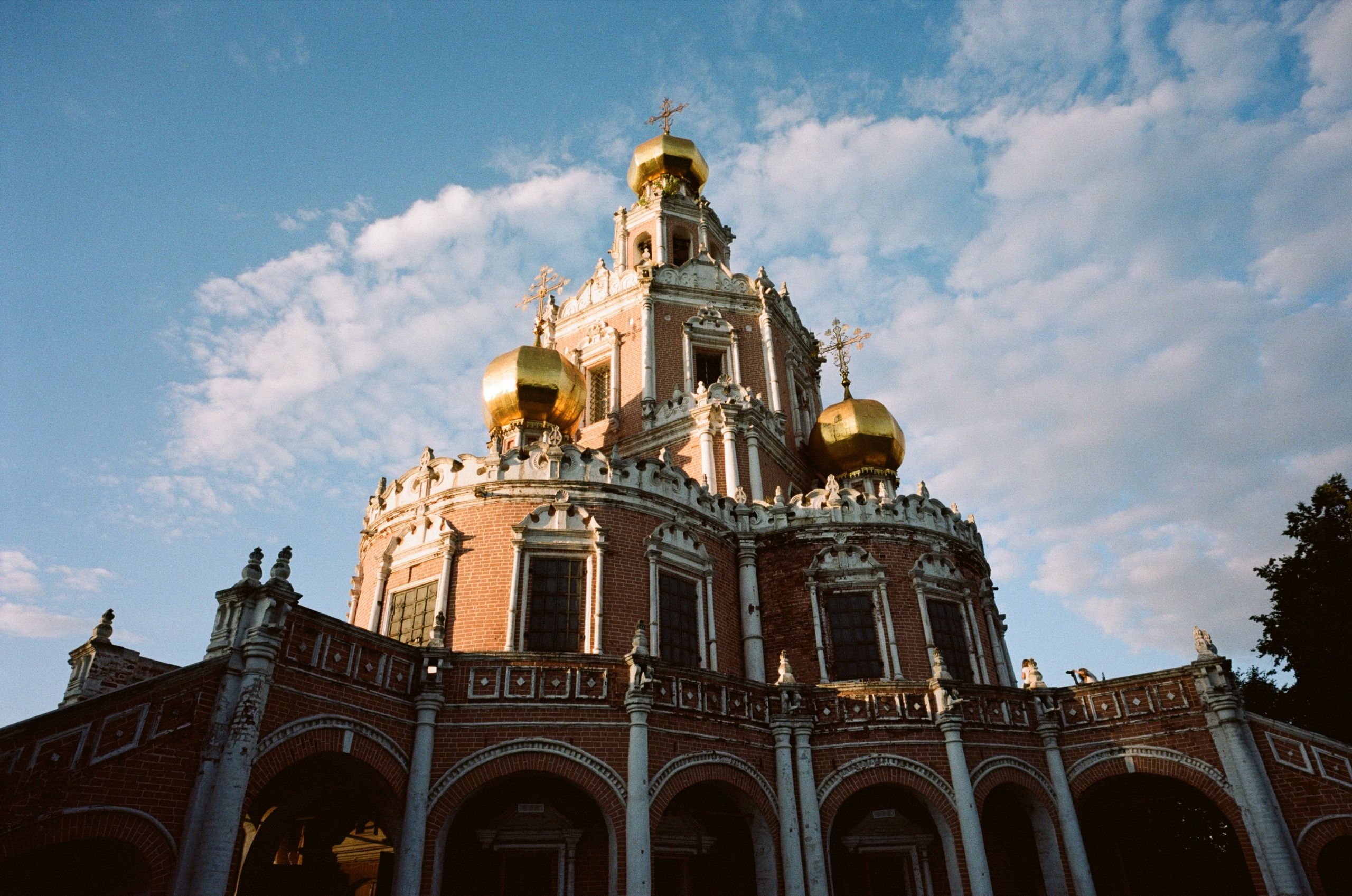 Stunning Baroque Church with Golden Domes at Dusk · Free Stock Photo