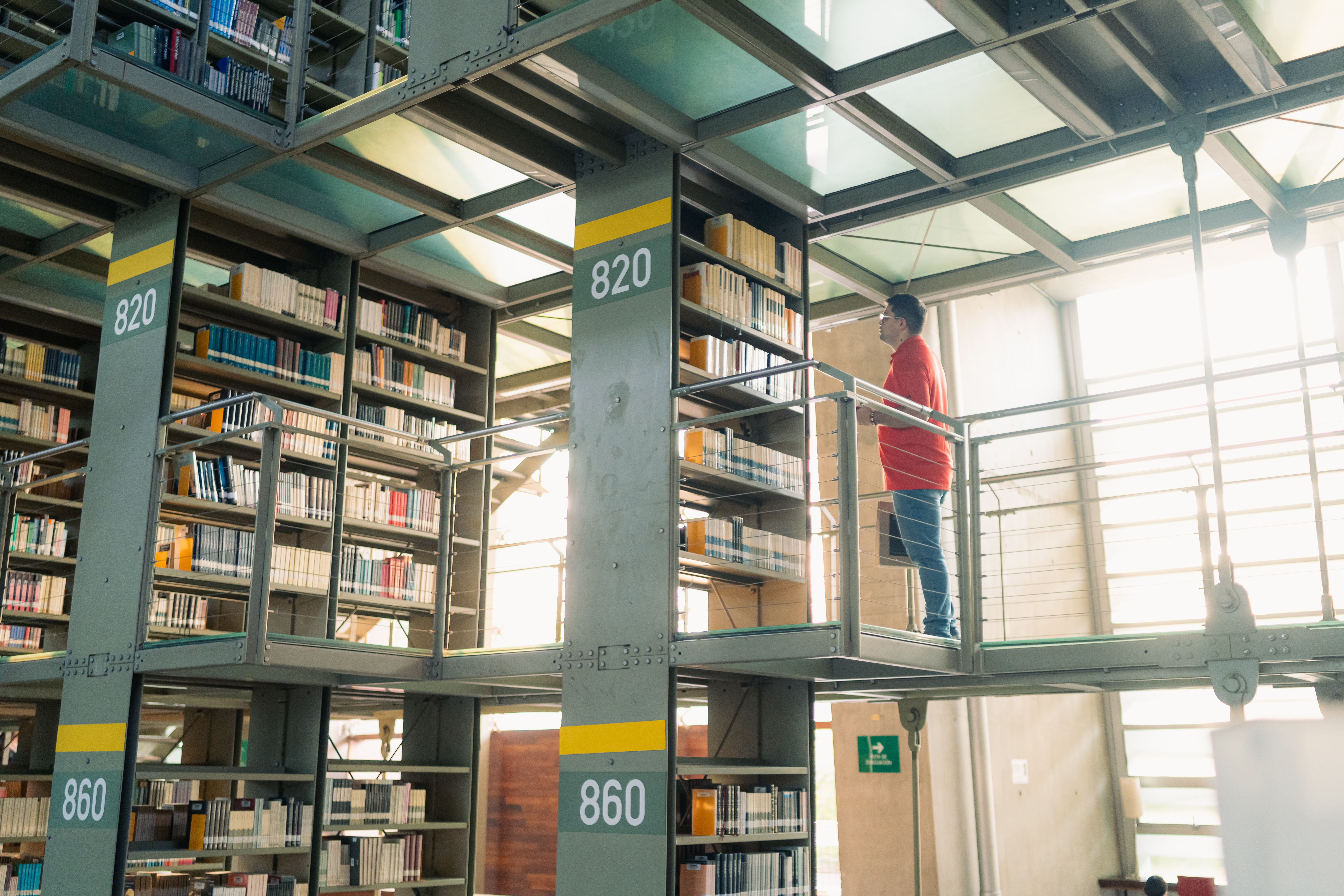 Biblioteca Moderna Con Estanterías Para Que Los Estudiantes Puedan ...