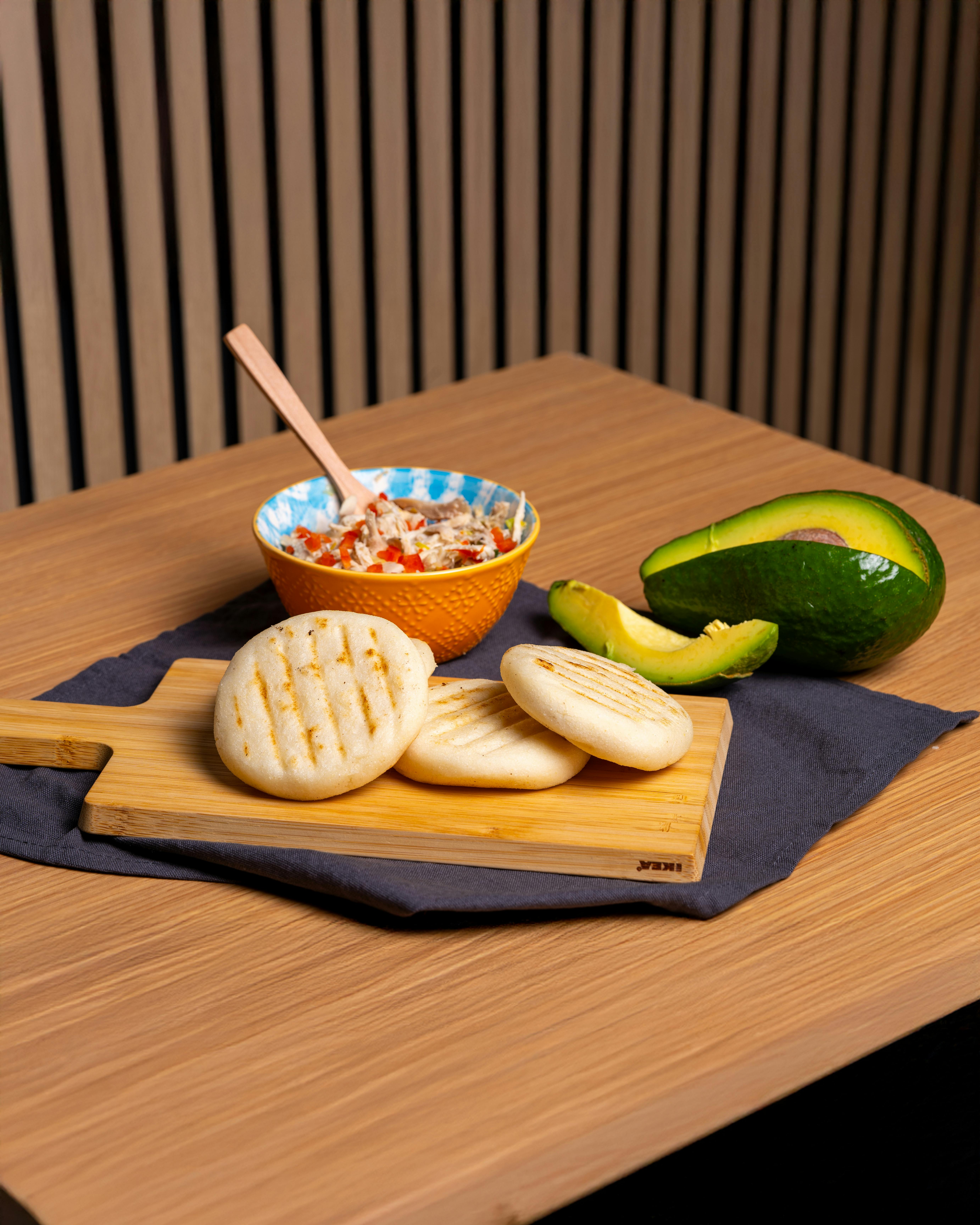 Arepas Tradisional Dengan Alpukat Dan Topping · Foto Stok Gratis