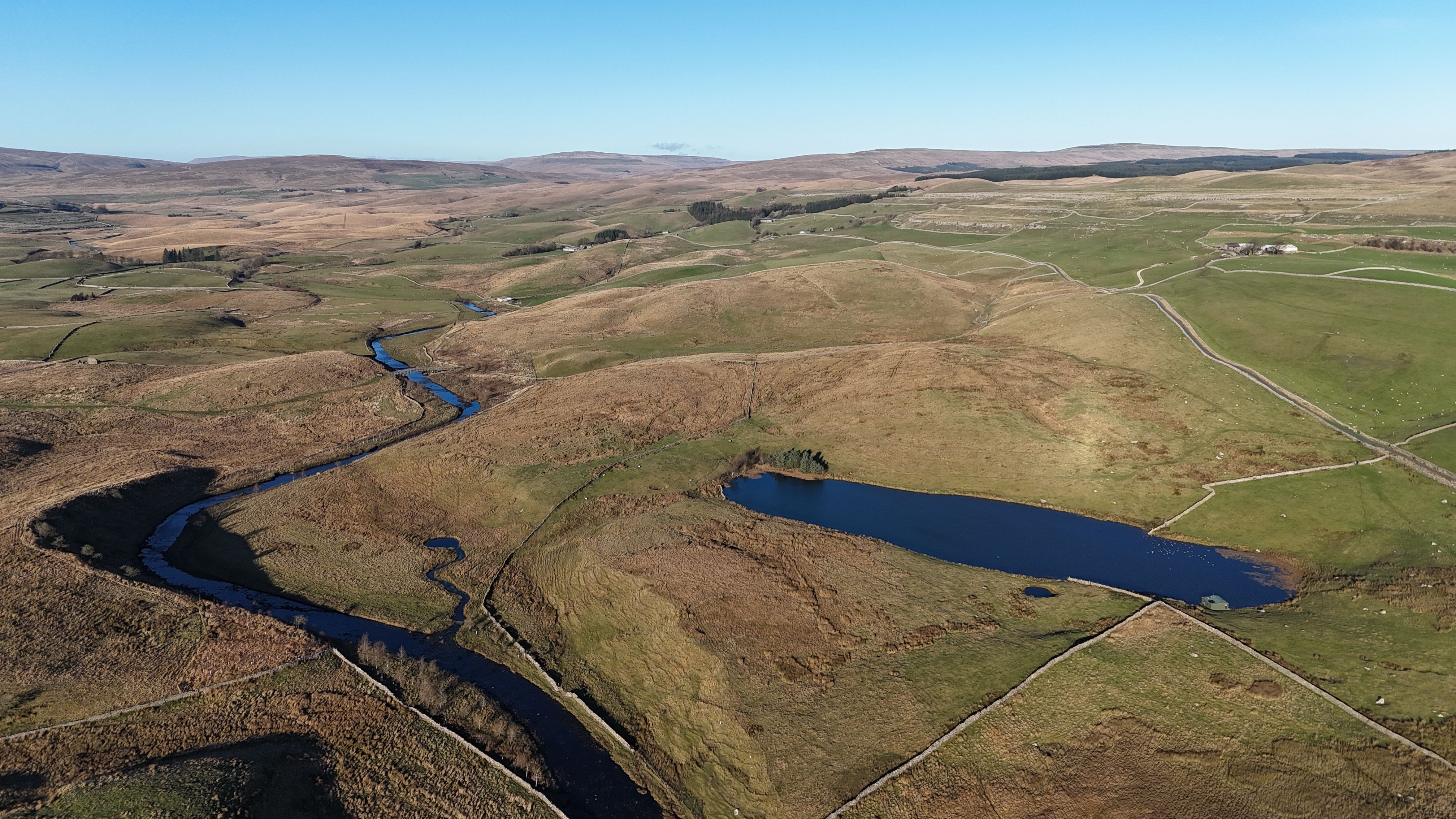 Vista Aérea De Las Colinas Onduladas Y El Río En Yorkshire Dales · Foto ...