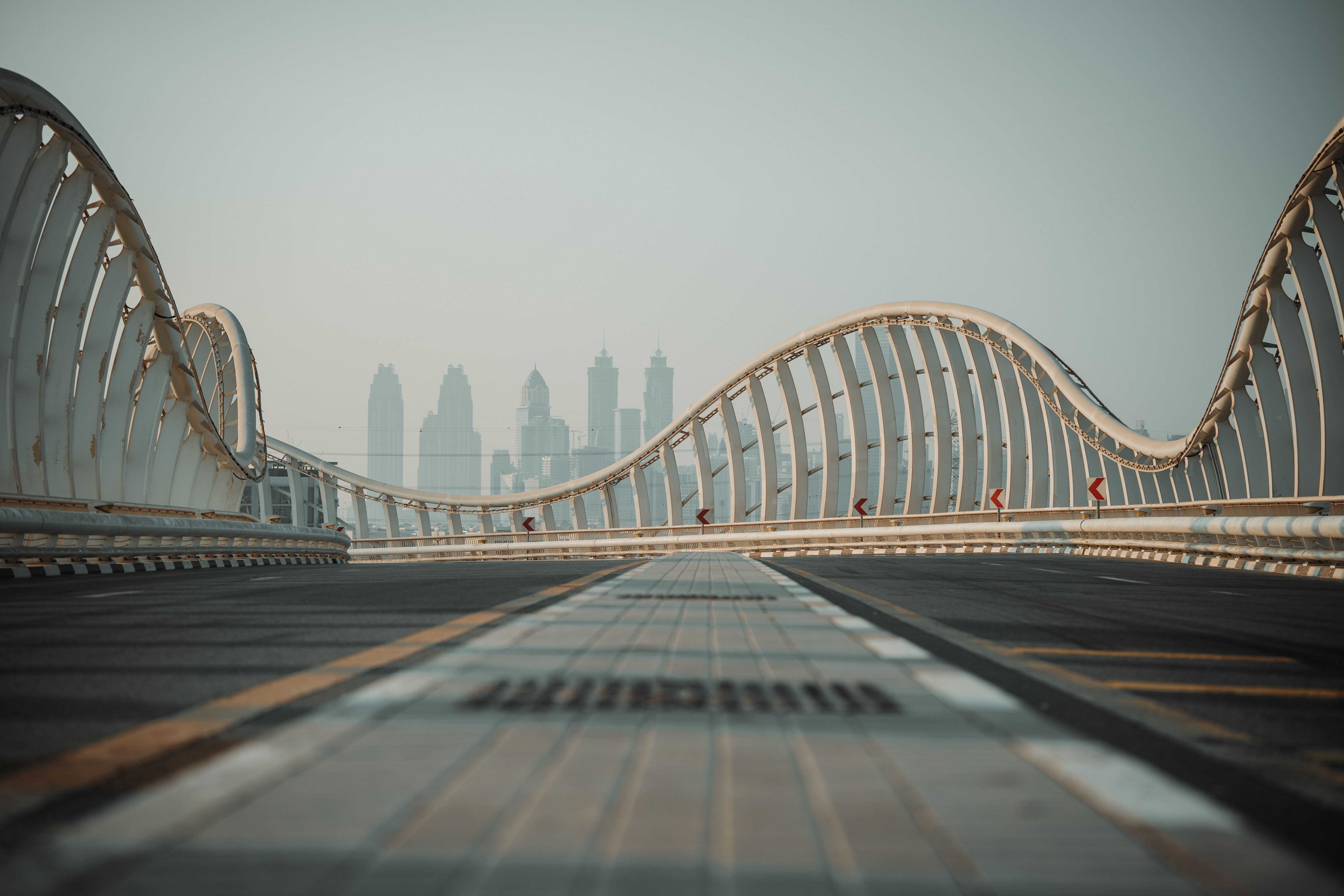 Puente Arquitectónico Moderno Con Vista A Los Rascacielos · Foto de ...