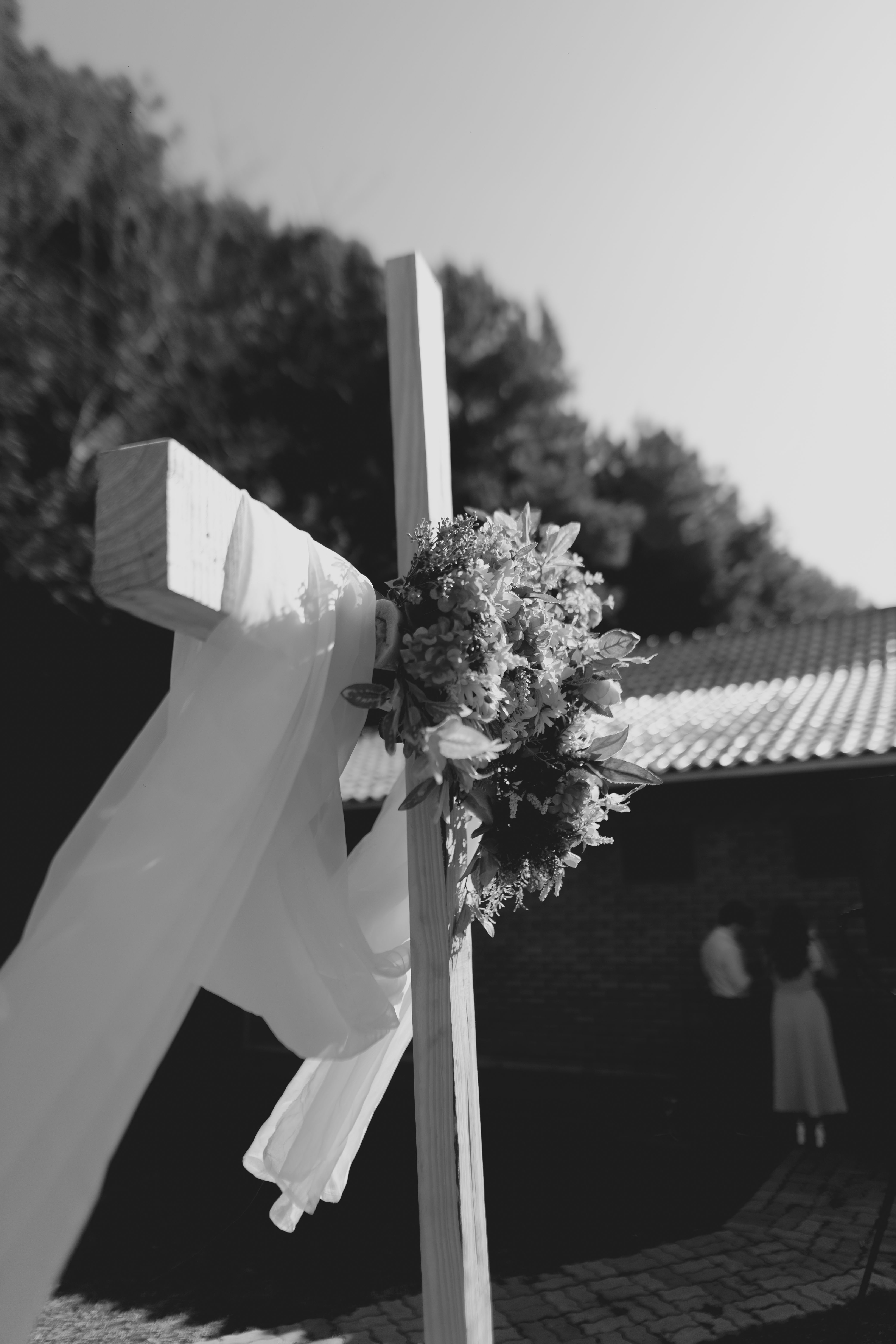 Elegant Outdoor Wedding Cross Decoration · Free Stock Photo