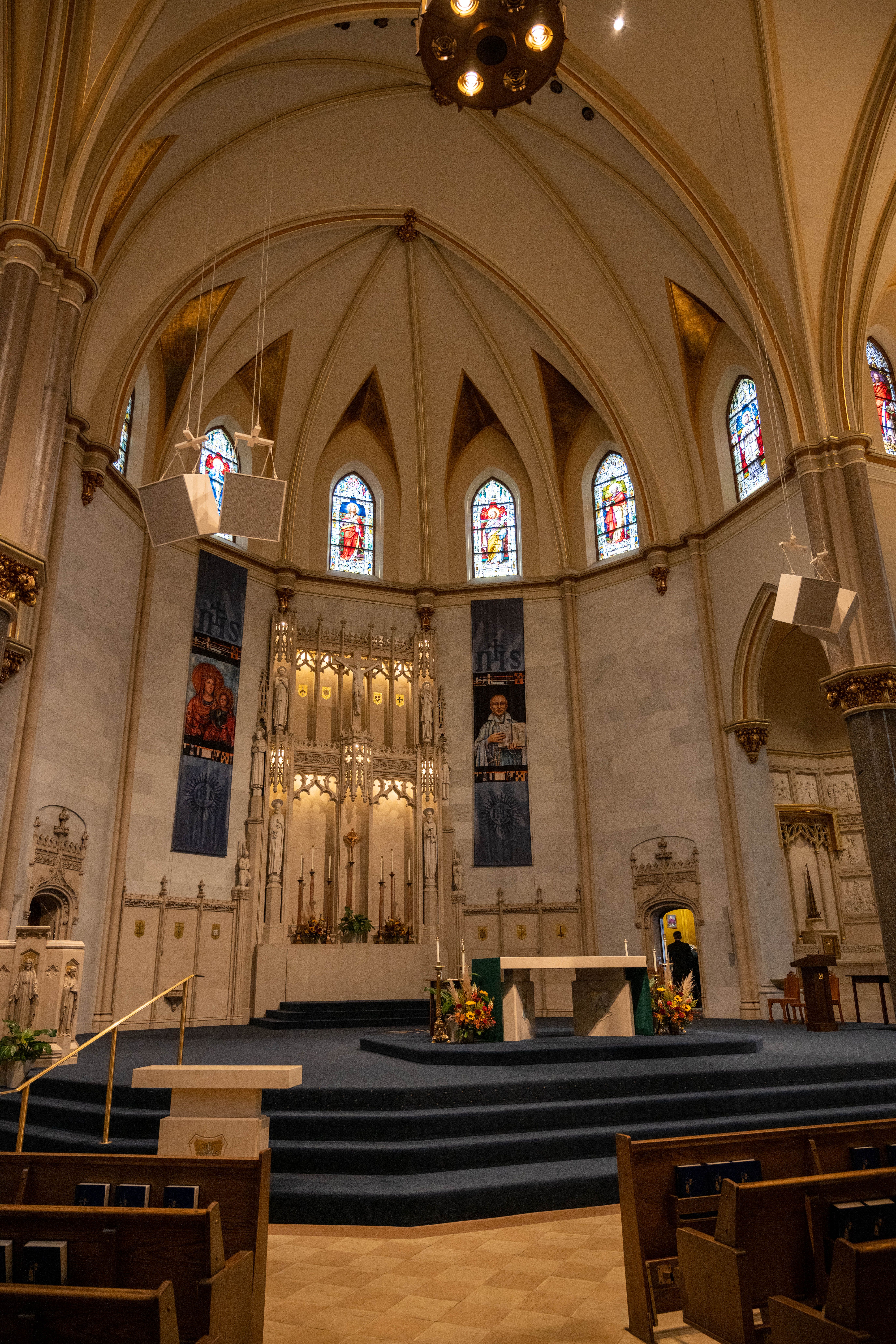 Stunning Interior of Milwaukee's Historic Church · Free Stock Photo