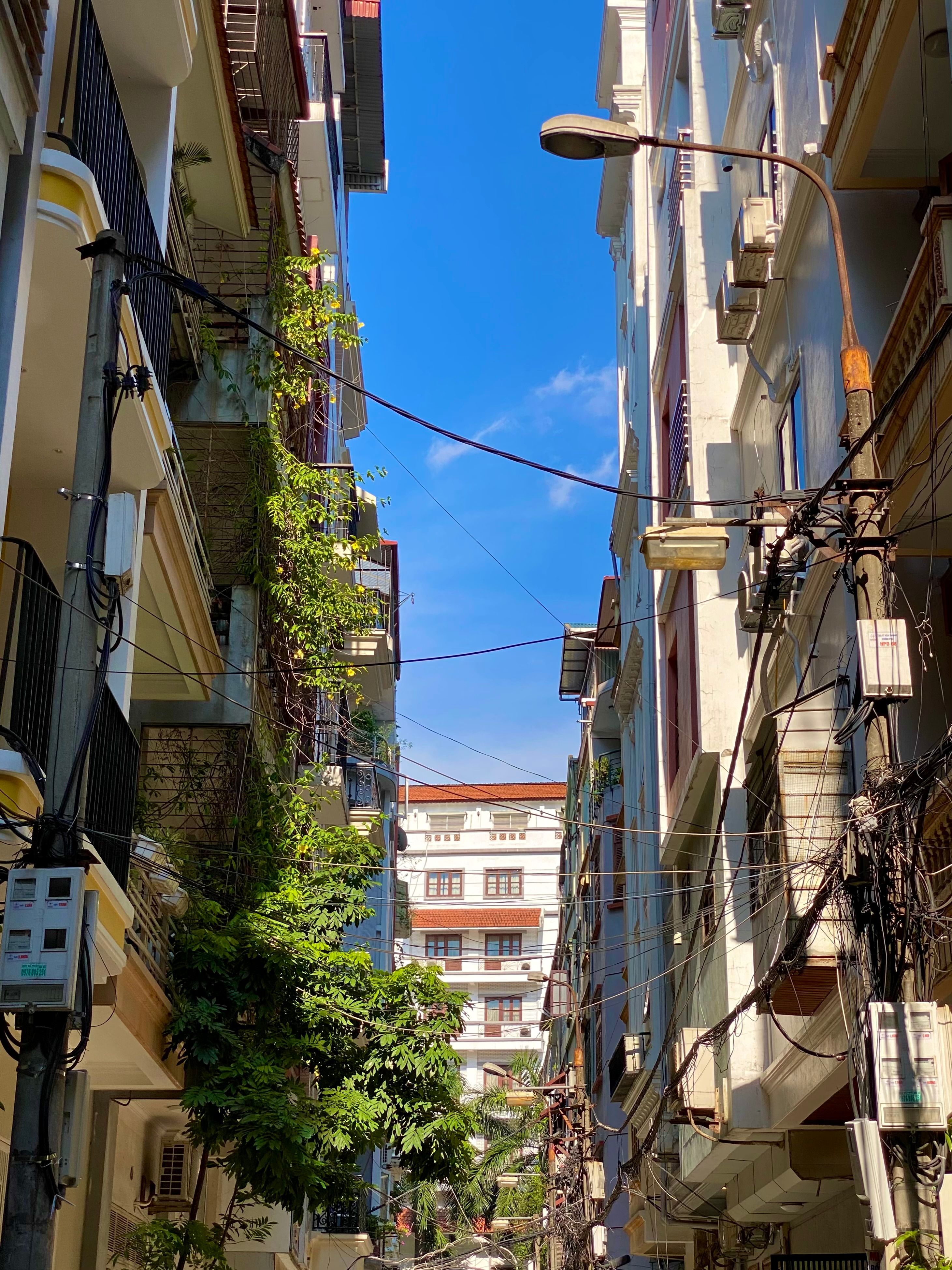 Urban Alleyway with Building Facades · Free Stock Photo