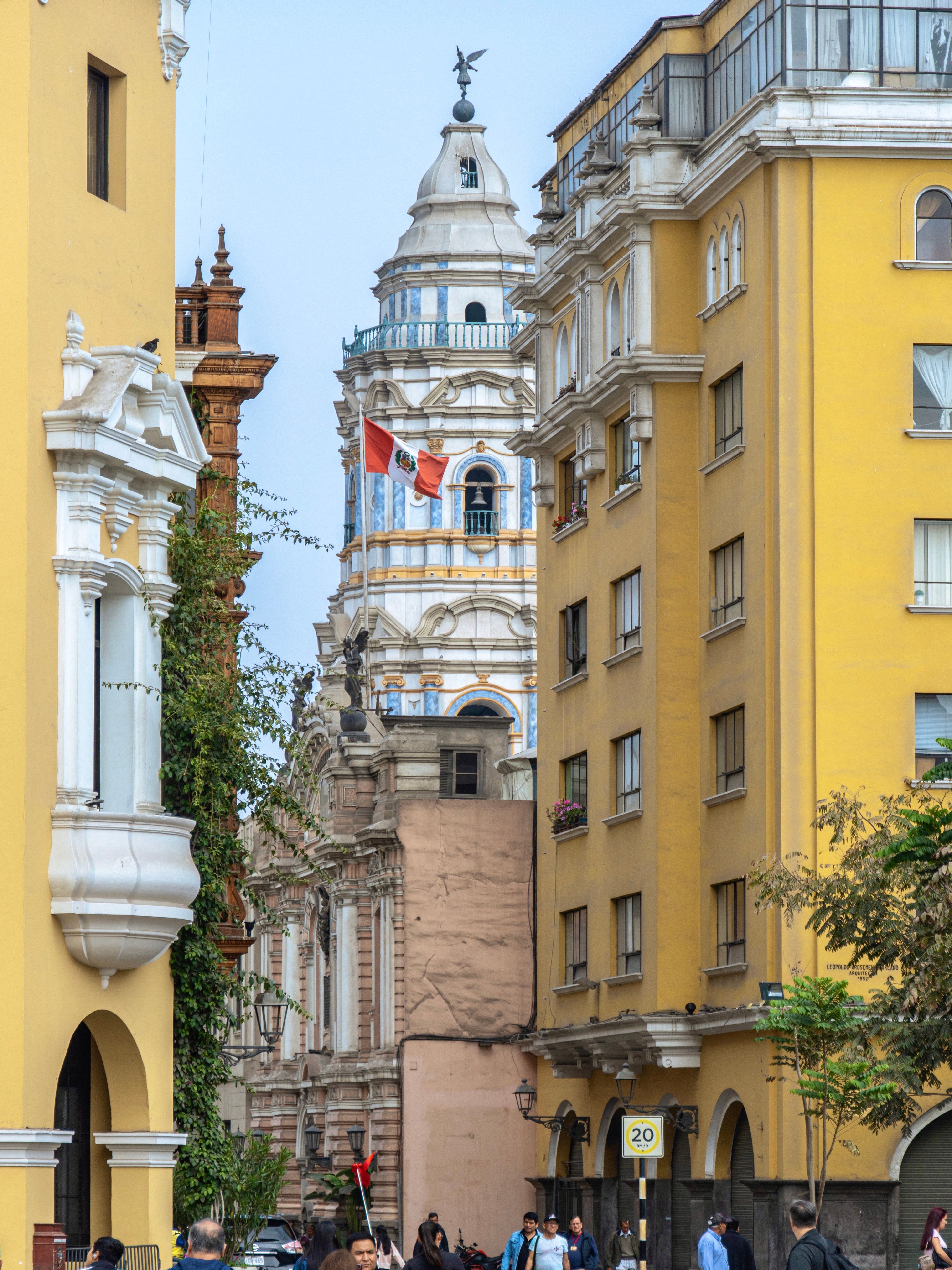 Vista Panorámica De La Calle Del Centro Histórico De Lima · Foto de ...