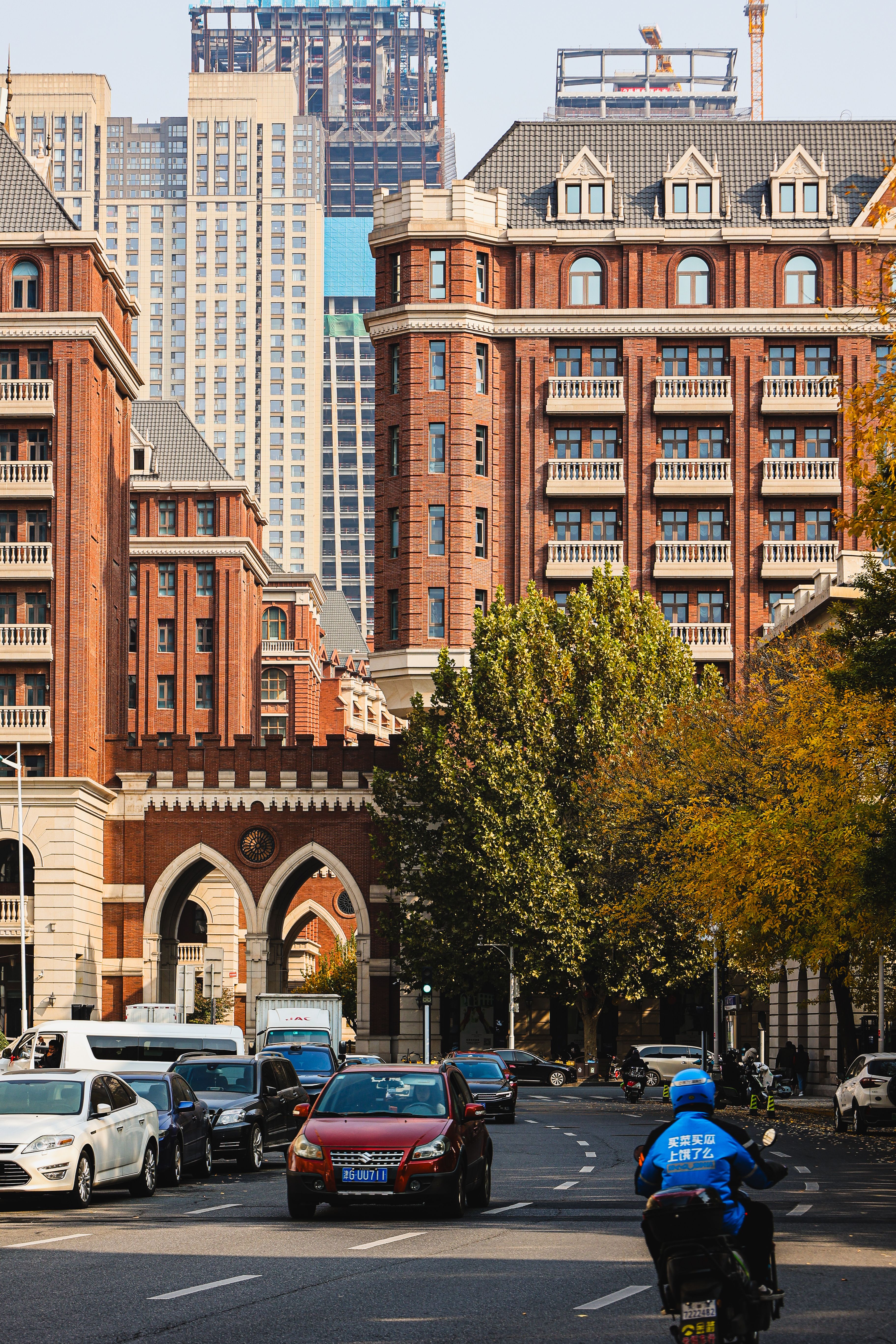 Calle Urbana Animada Con Arquitectura Clásica · Foto de stock gratuita