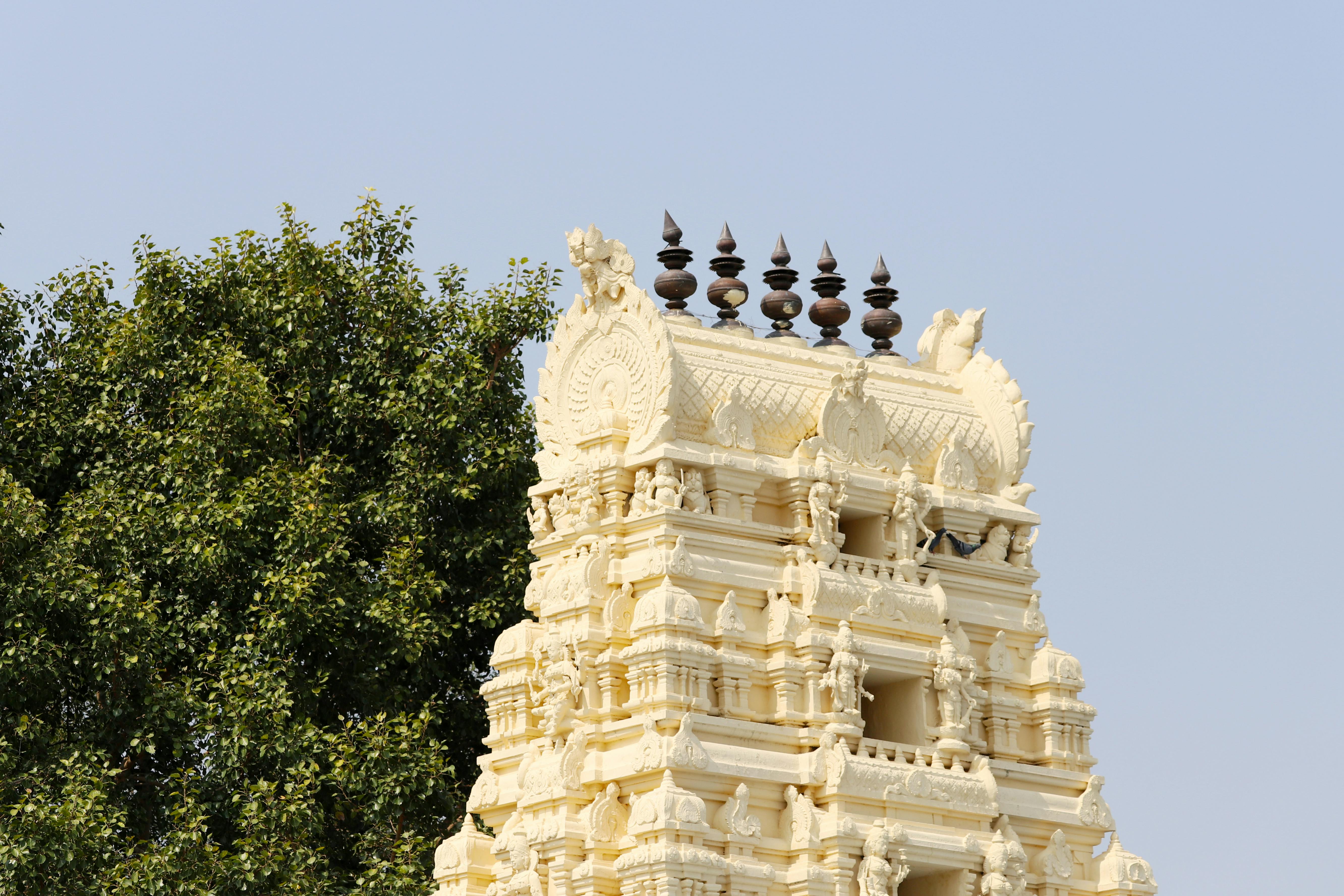 Arsitektur Kuil India Yang Rumit Dengan Latar Belakang Langit Biru ...