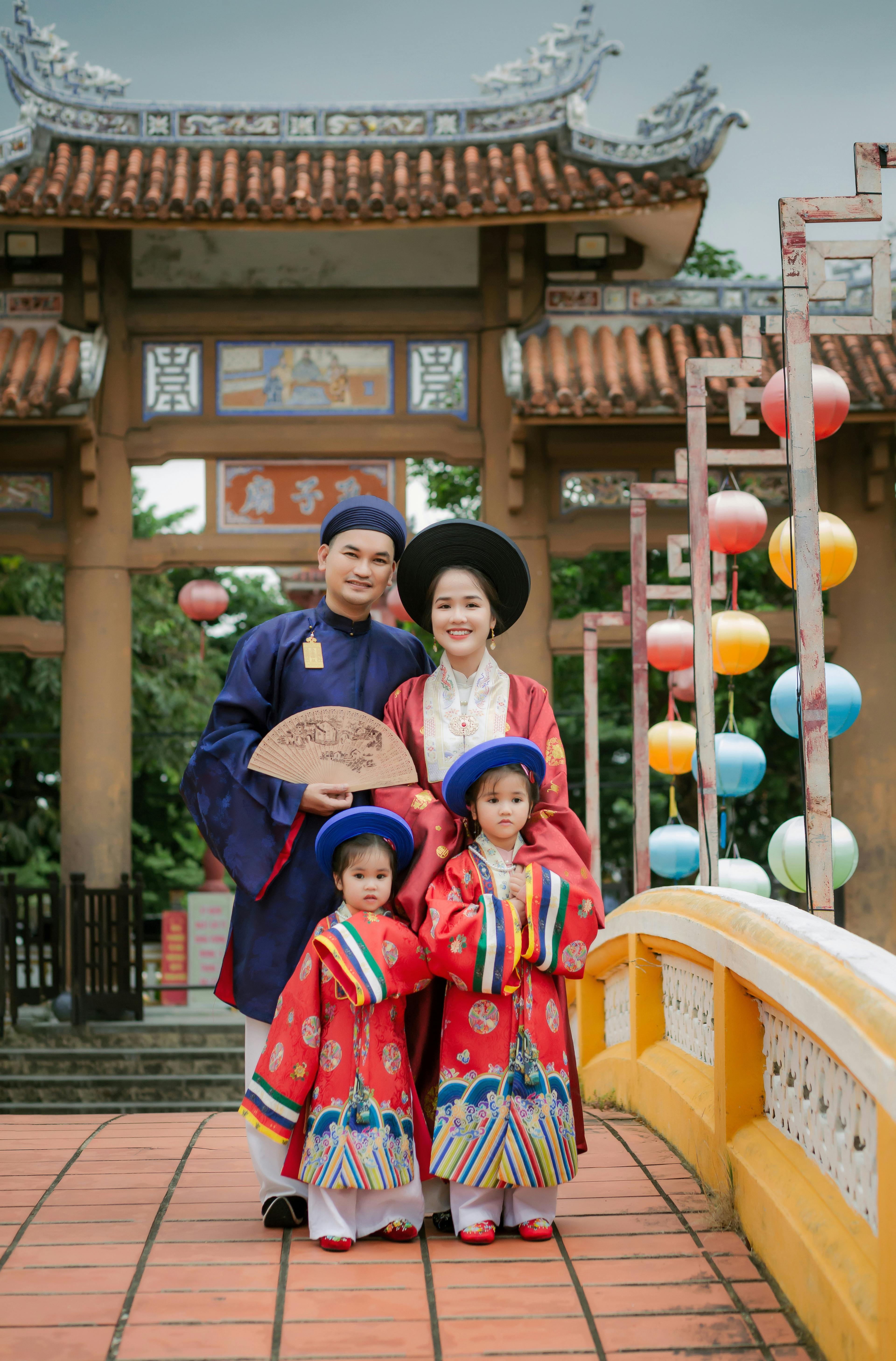 Traditional Vietnamese Family in Hội An · Free Stock Photo