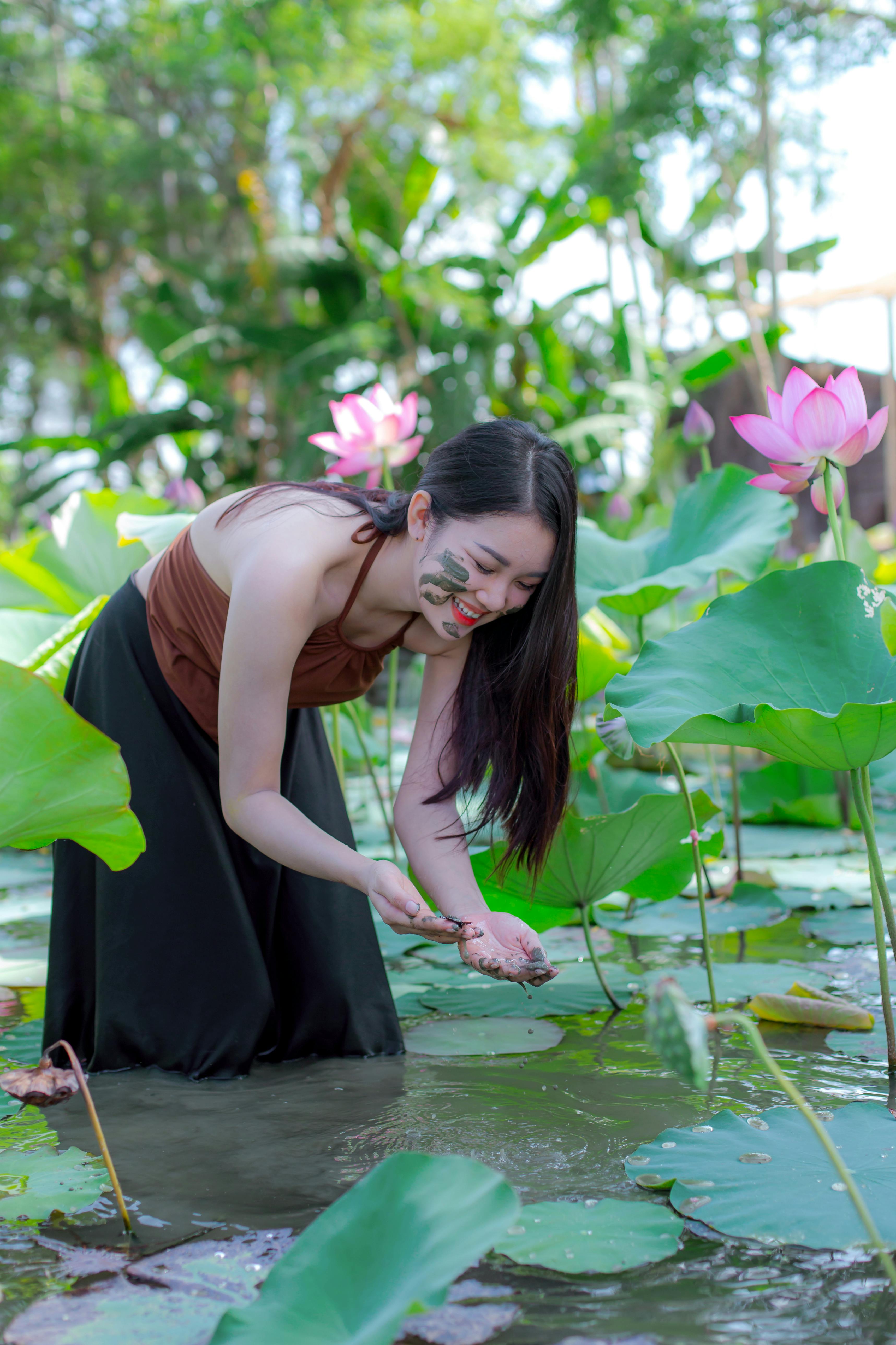 Ảnh có sẵn miễn phí về áo dài, ao sen, asian girl, beautiful girl, bình ...