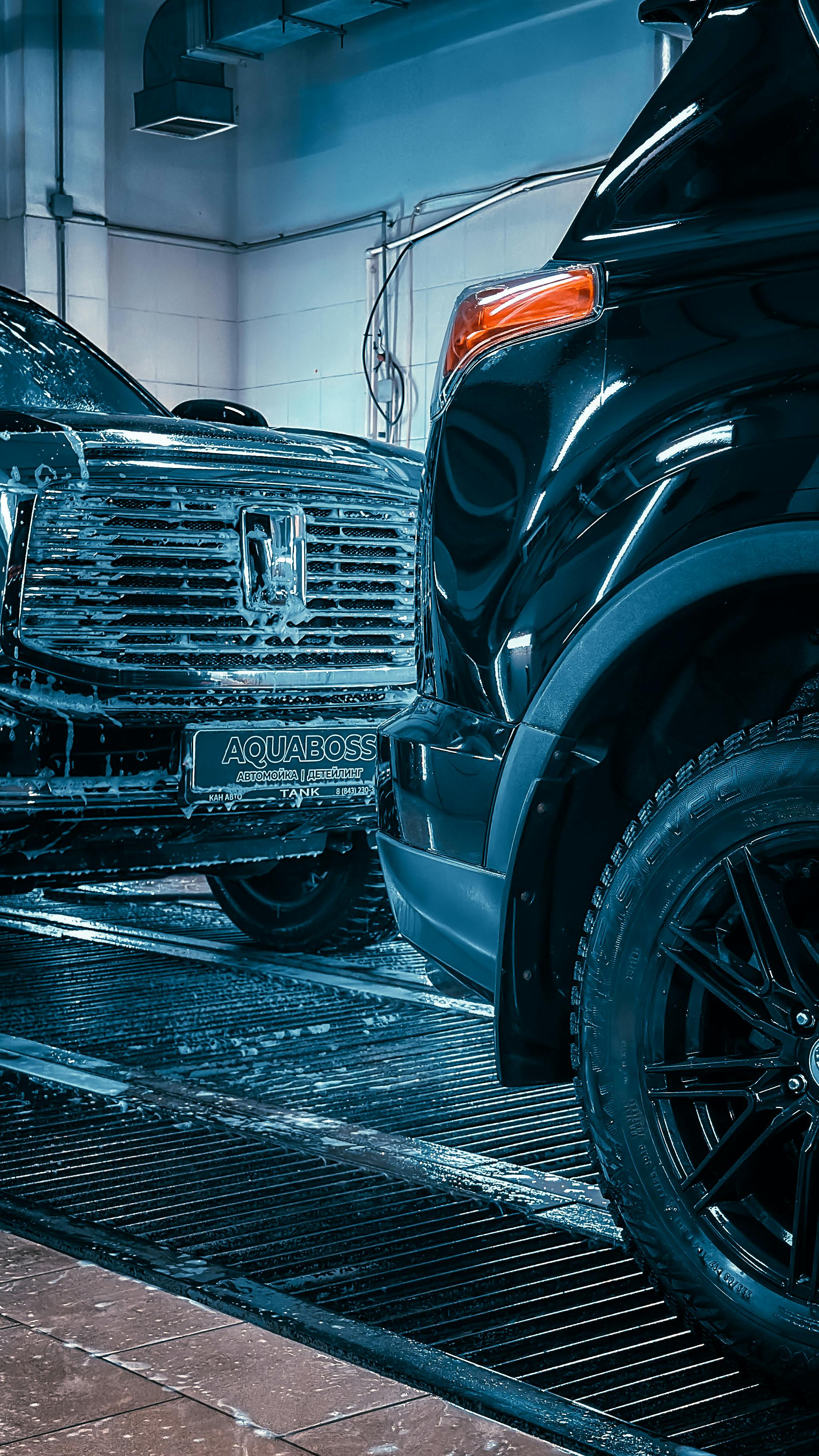 Carros De Luxo Em Instalações Modernas De Lavagem De Carros · Foto ...