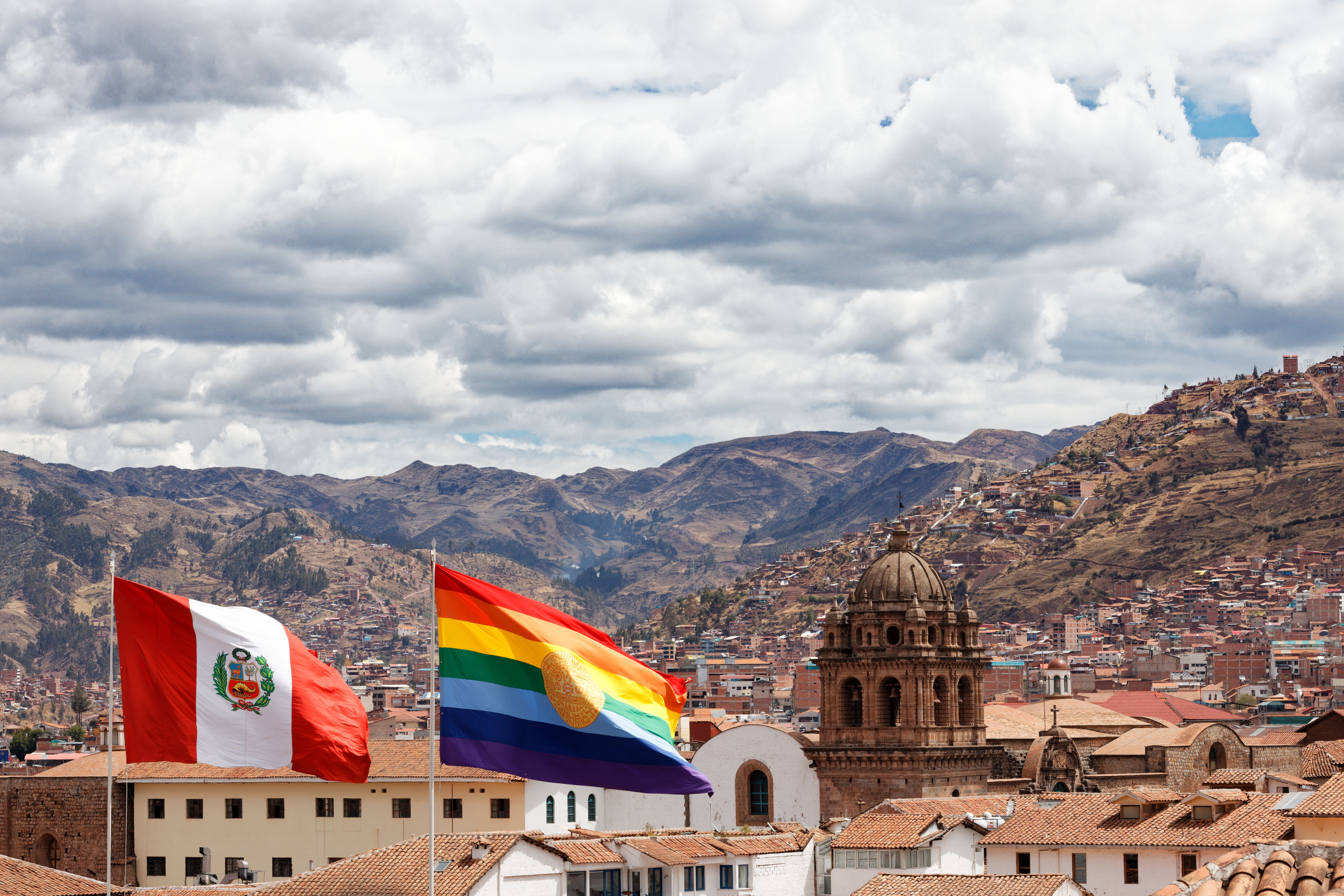Pemandangan Kota Cusco Dengan Bendera Peru Dan Tahuantinsuyo · Foto ...
