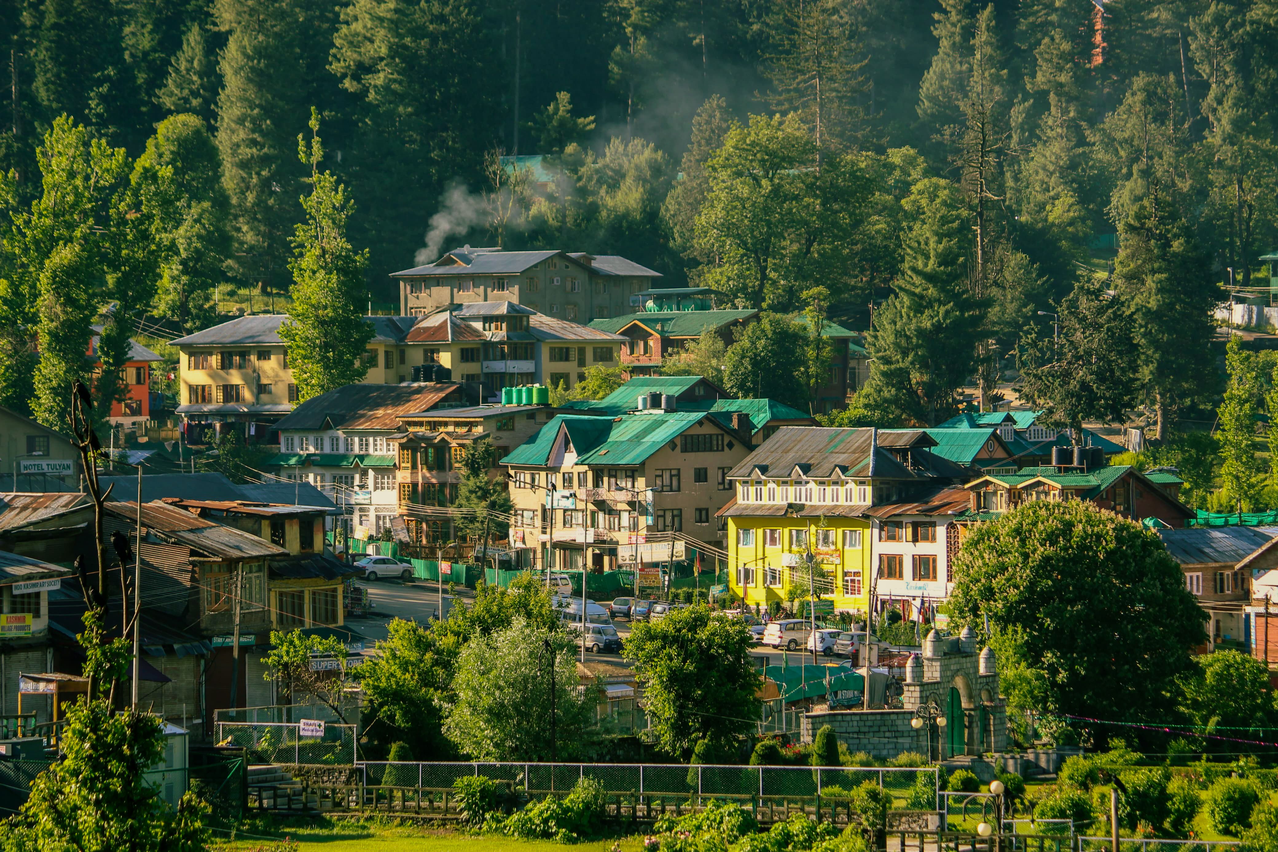 Scenic View of Pahalgam Village in Summer · Free Stock Photo