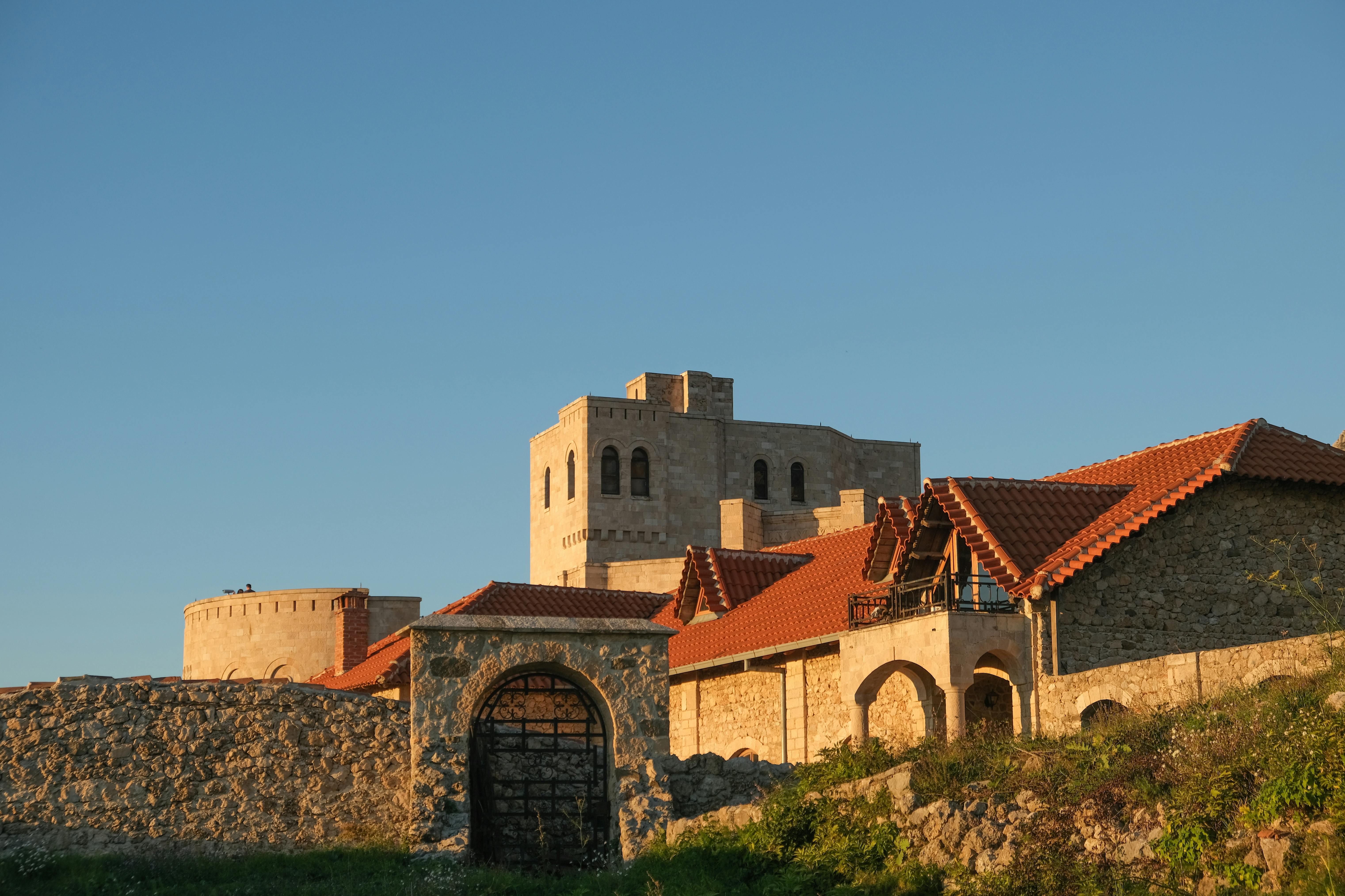 Castelo De Pedra Medieval Com Telhado De Telhas Vermelhas · Foto ...