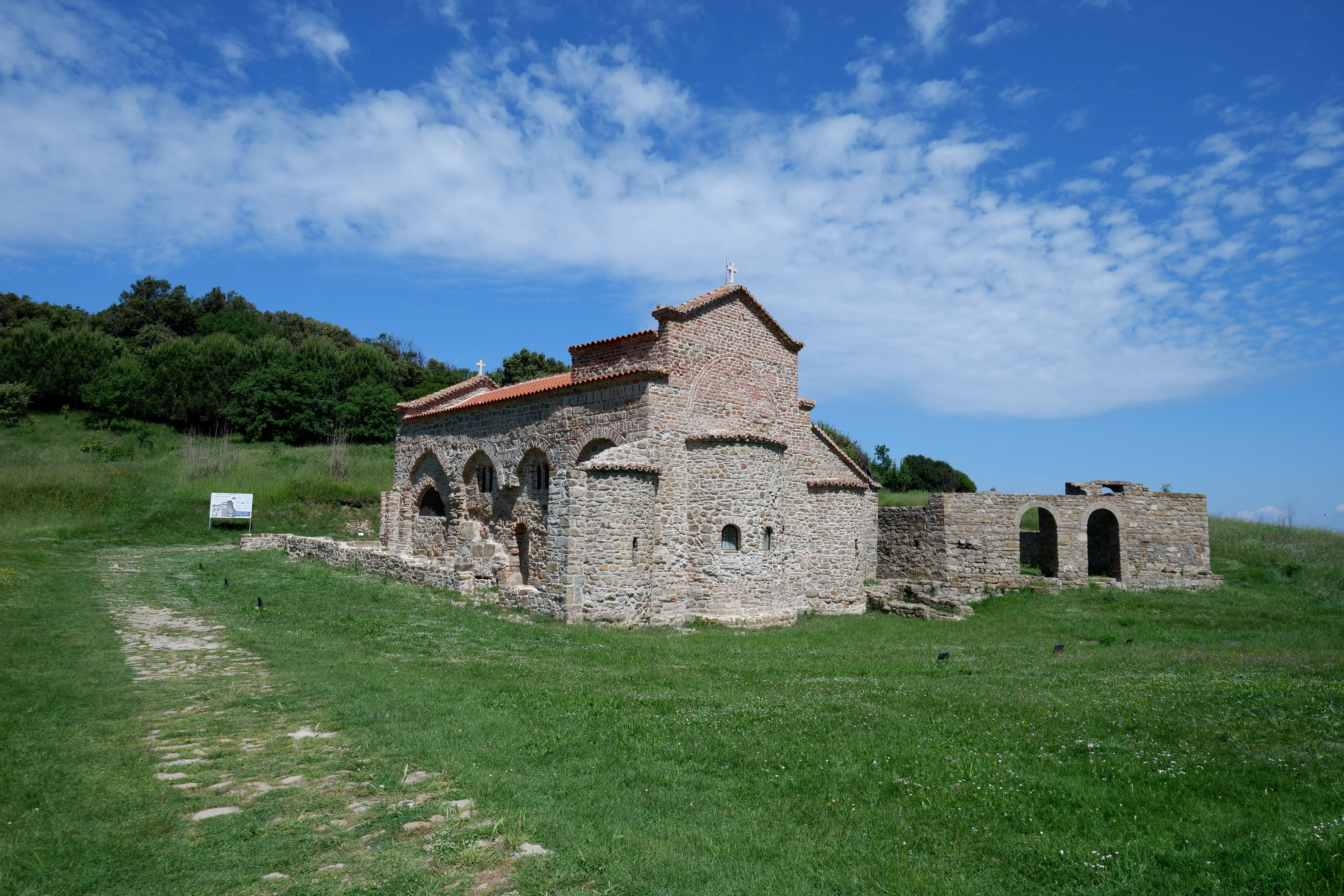 Historic Stone Church in Scenic Countryside · Free Stock Photo