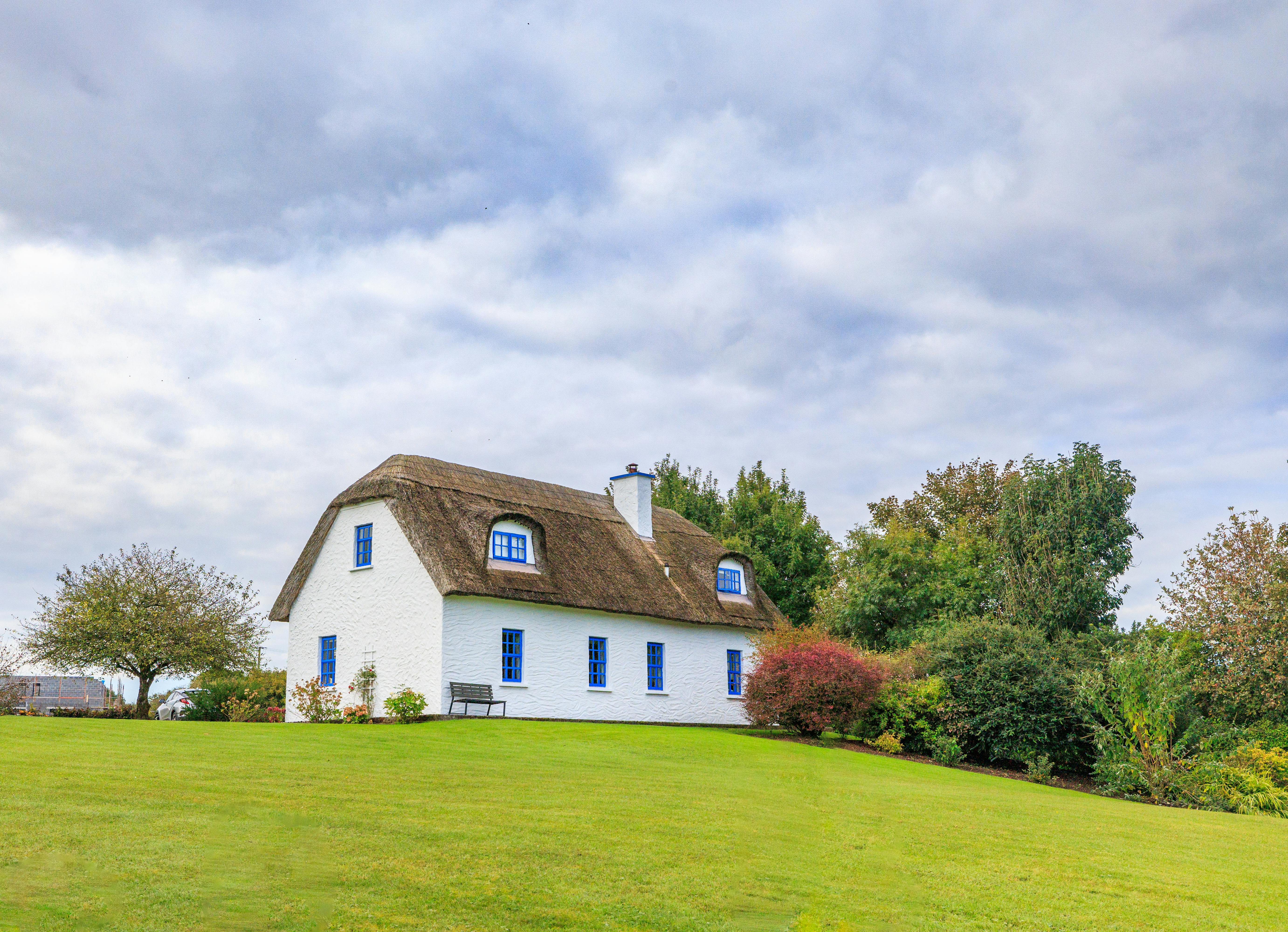 Charming Irish Cottage in County Clare Grassland · Free Stock Photo