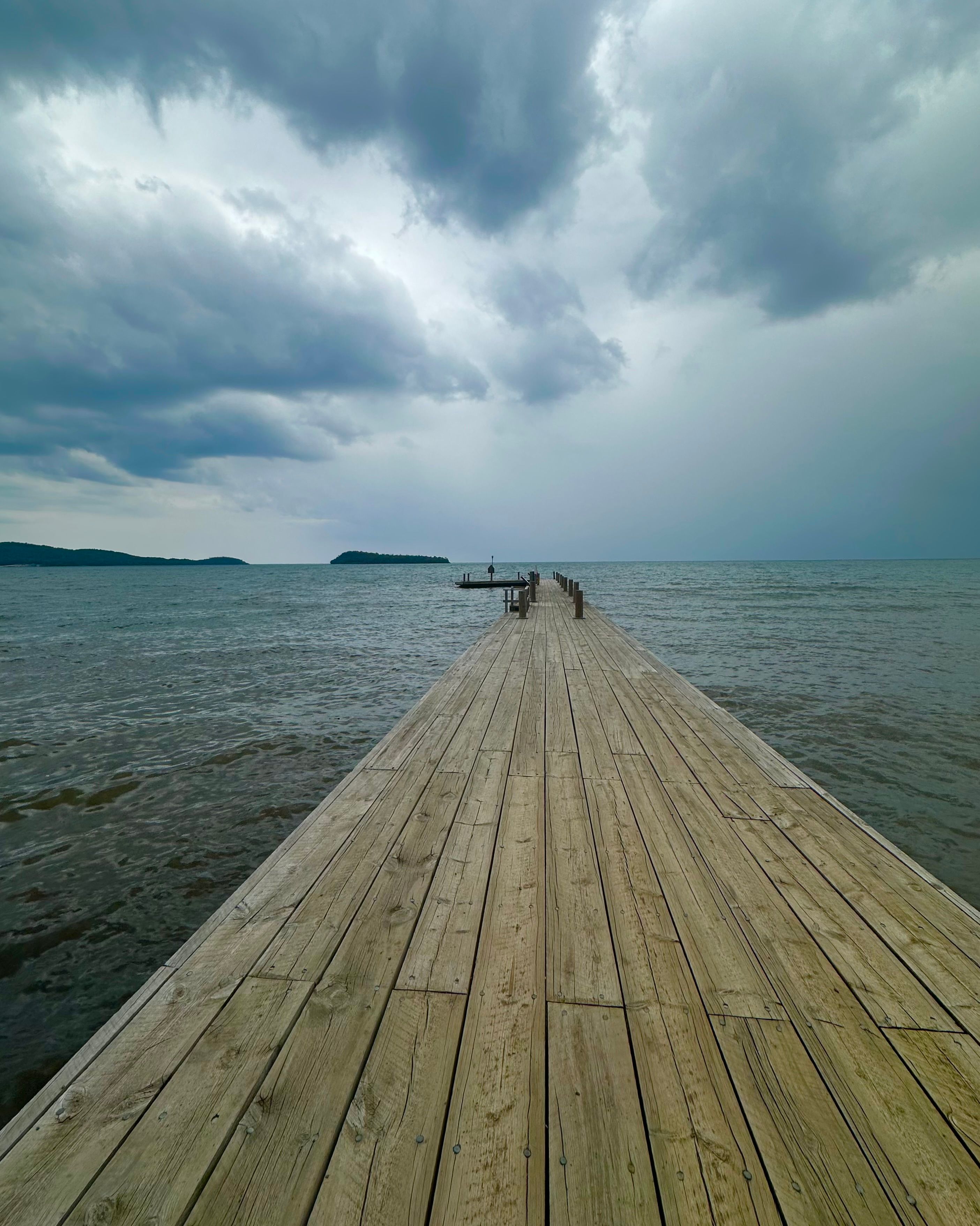 Langit Yang Dramatis Di Atas Dermaga Kayu Di Danau Superior · Foto Stok ...